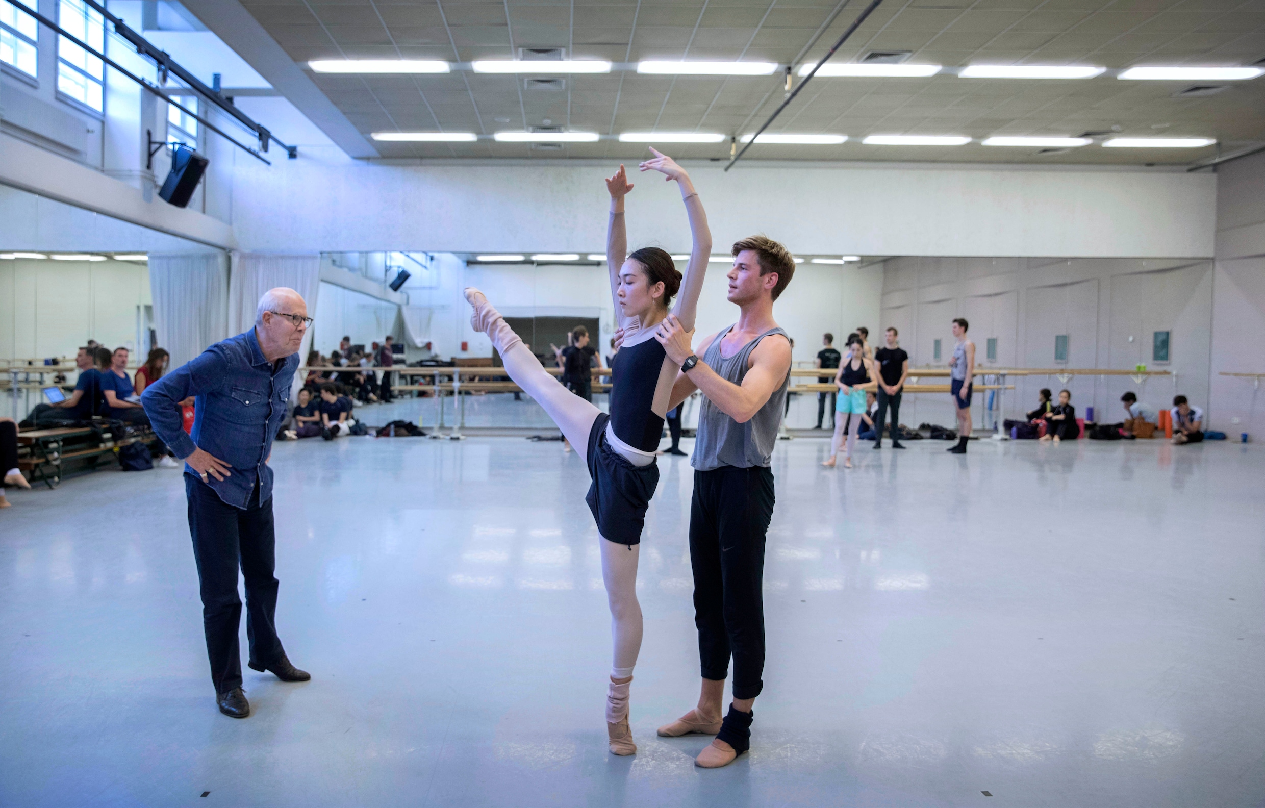 Maestro van de Nederlandse dans Hans van Manen háát mooi | Trouw