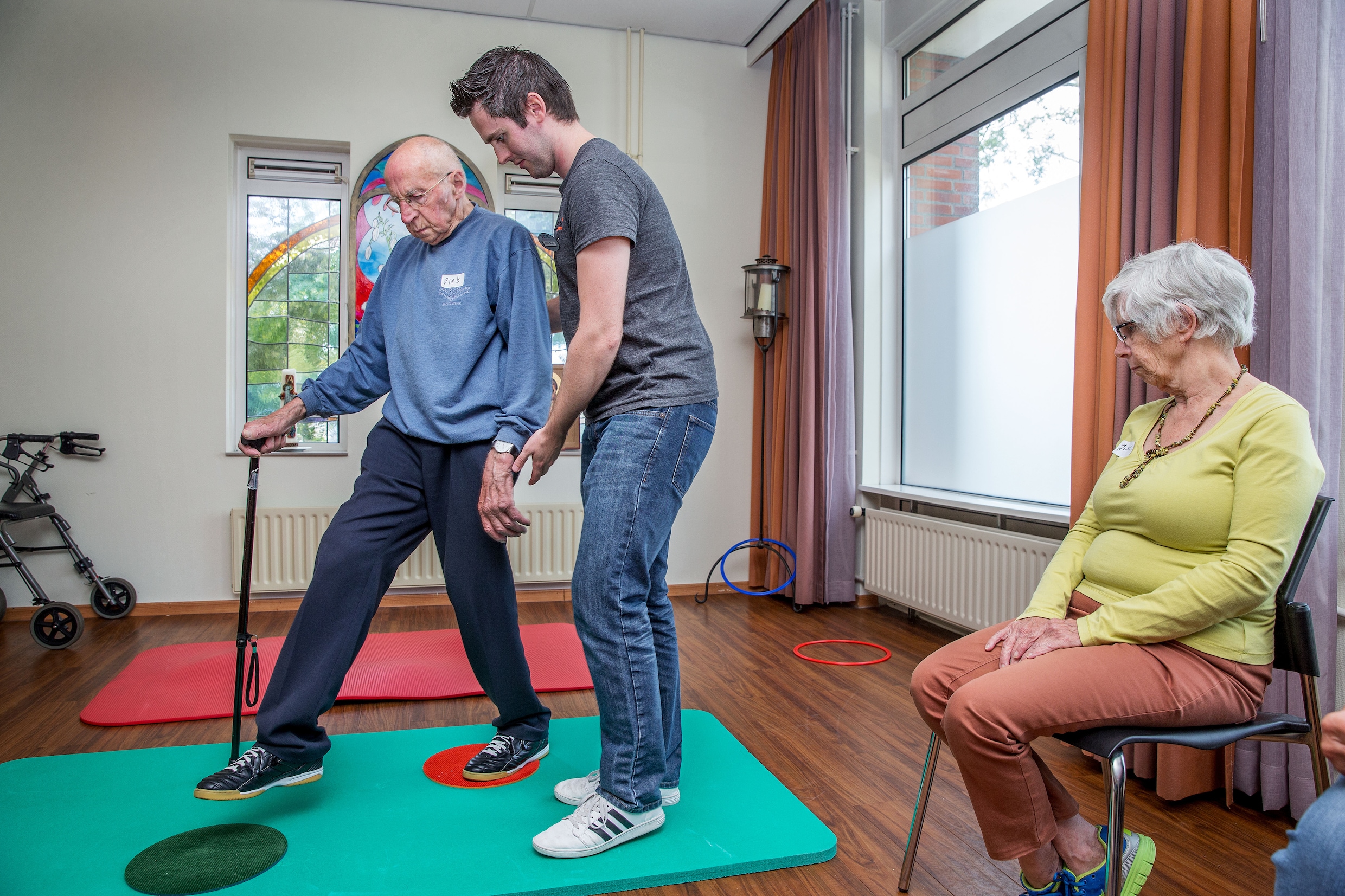 Nu steeds meer ouderen overlijden door een val, gaan zorgverzekeraars ...
