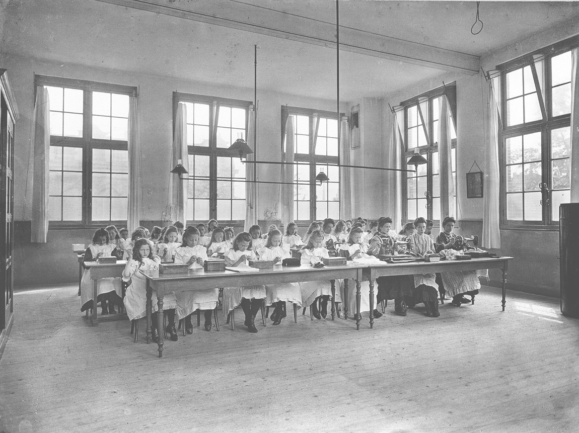 De lagere school: verplicht rechts schrijven en soms een pak rammel | Trouw