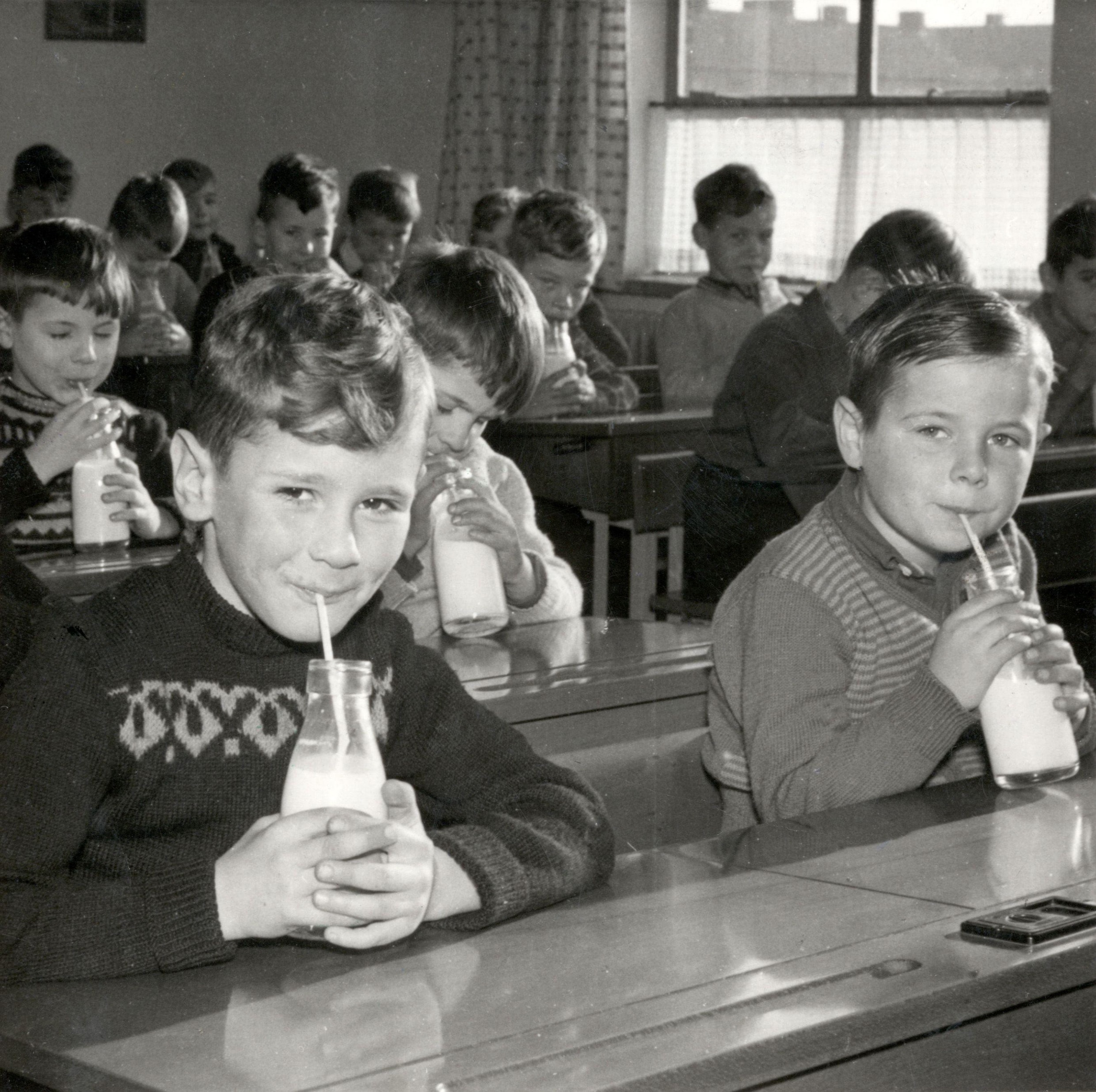 De lagere school: verplicht rechts schrijven en soms een pak rammel | Trouw