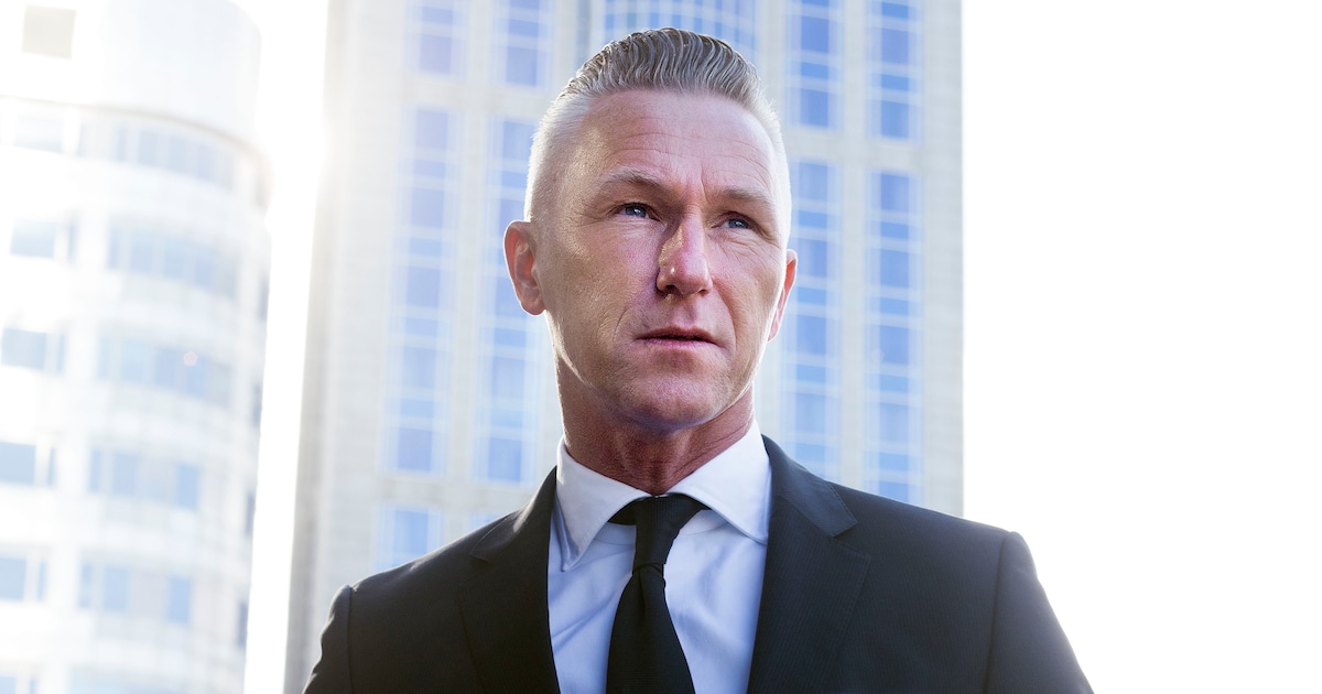 Alex Boogers probeert het zwaard en de pen in evenwicht te houden | Trouw