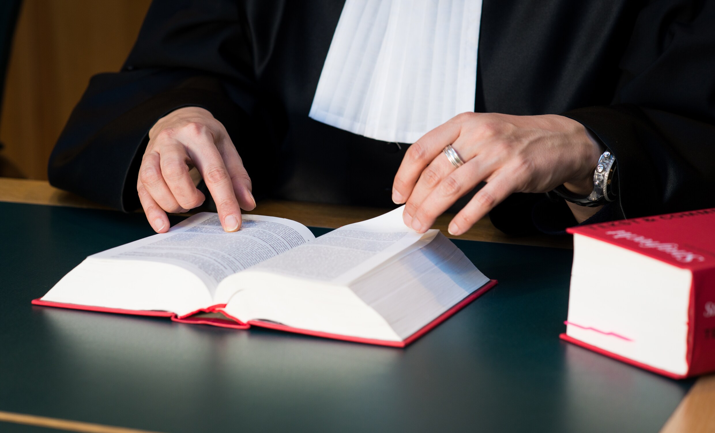 Justitie vervolgt Haagse rechter wegens ambtsmisdrijf | Trouw