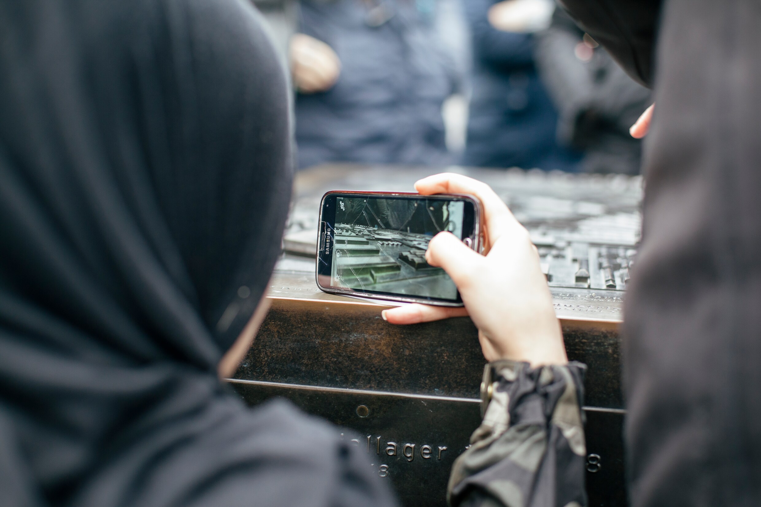 Met Duitse scholieren naar het concentratiekamp: 'Zit niet op je mobieltje te pielen' | Trouw
