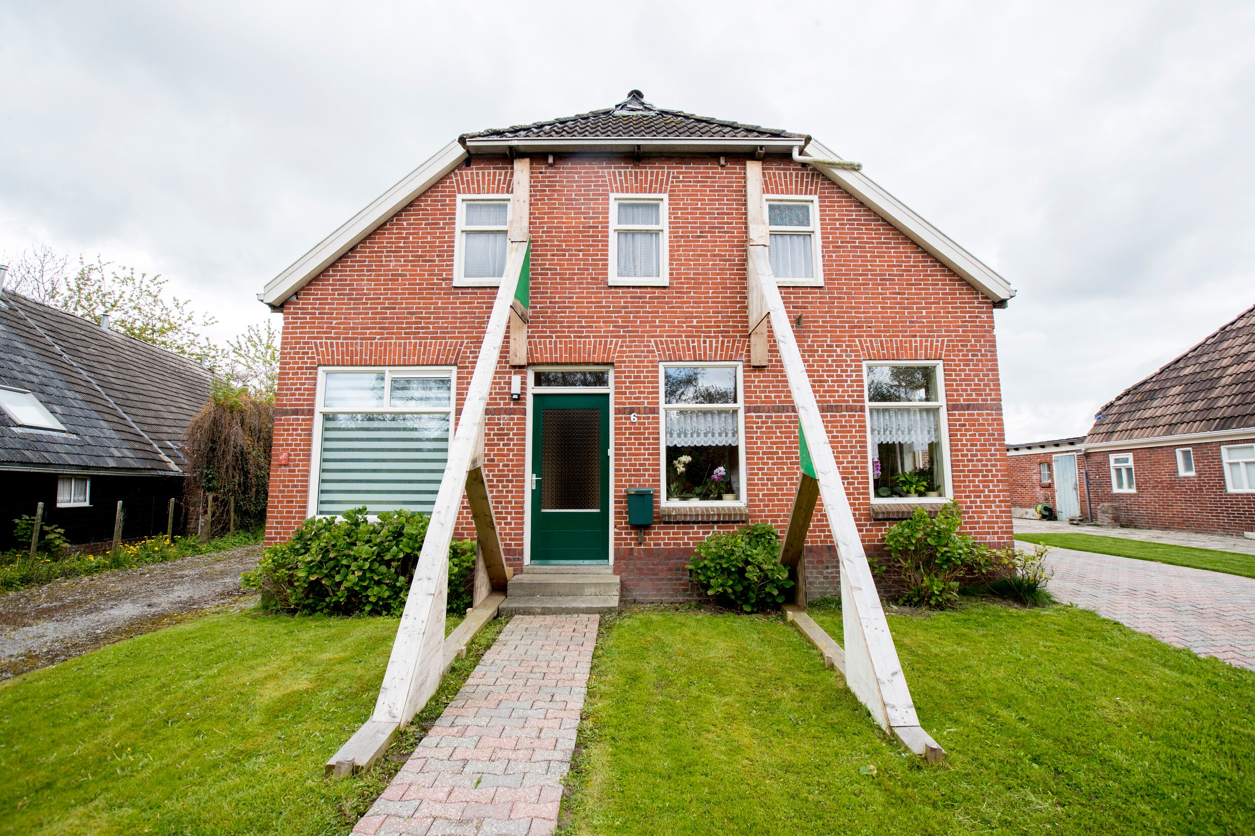 Net als de verhoren over de gaswinning worden hervat, beefde de aarde ...