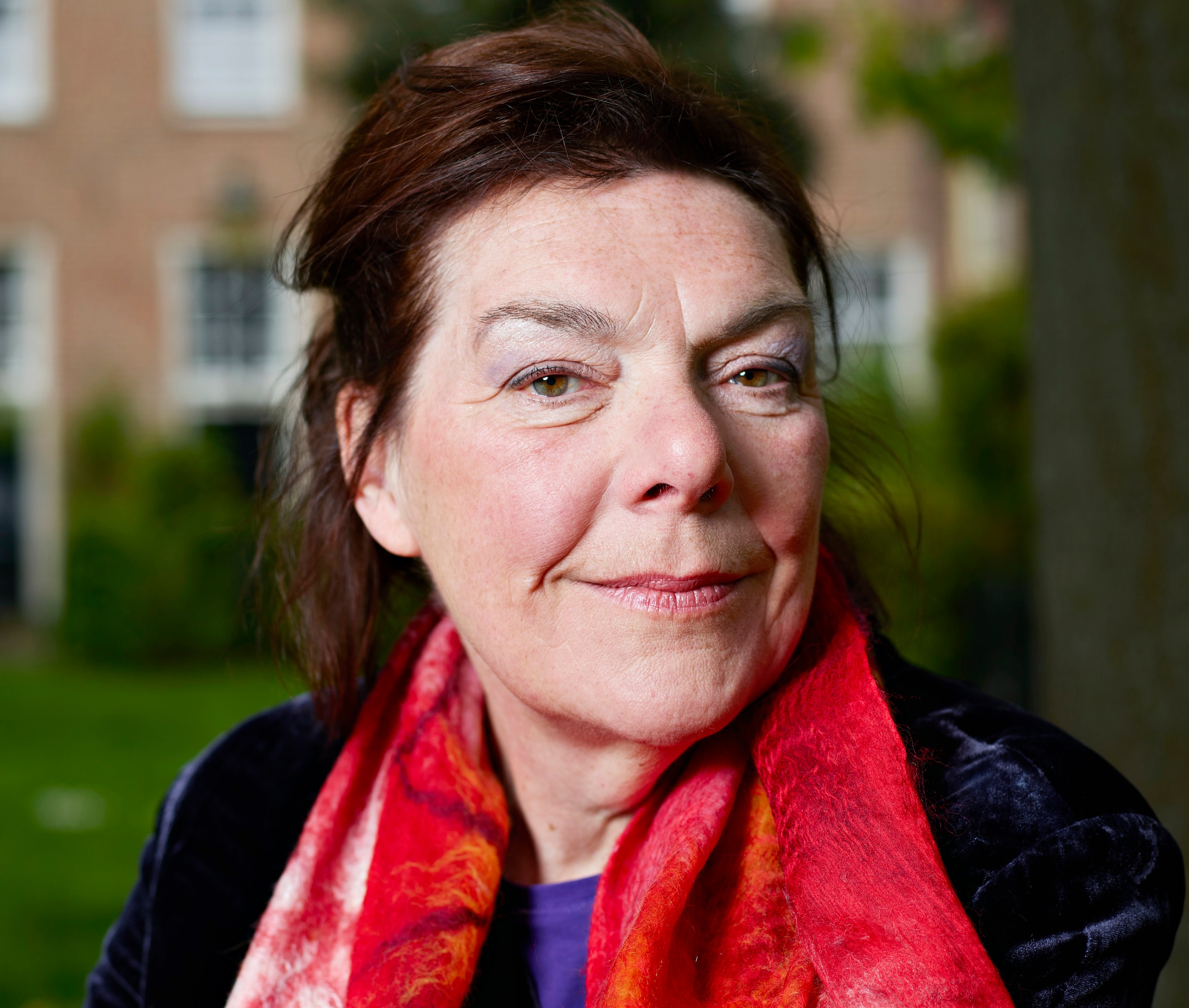 Jolande Withuis schets een beklemmend beeld van opgroeien in een CPN ...