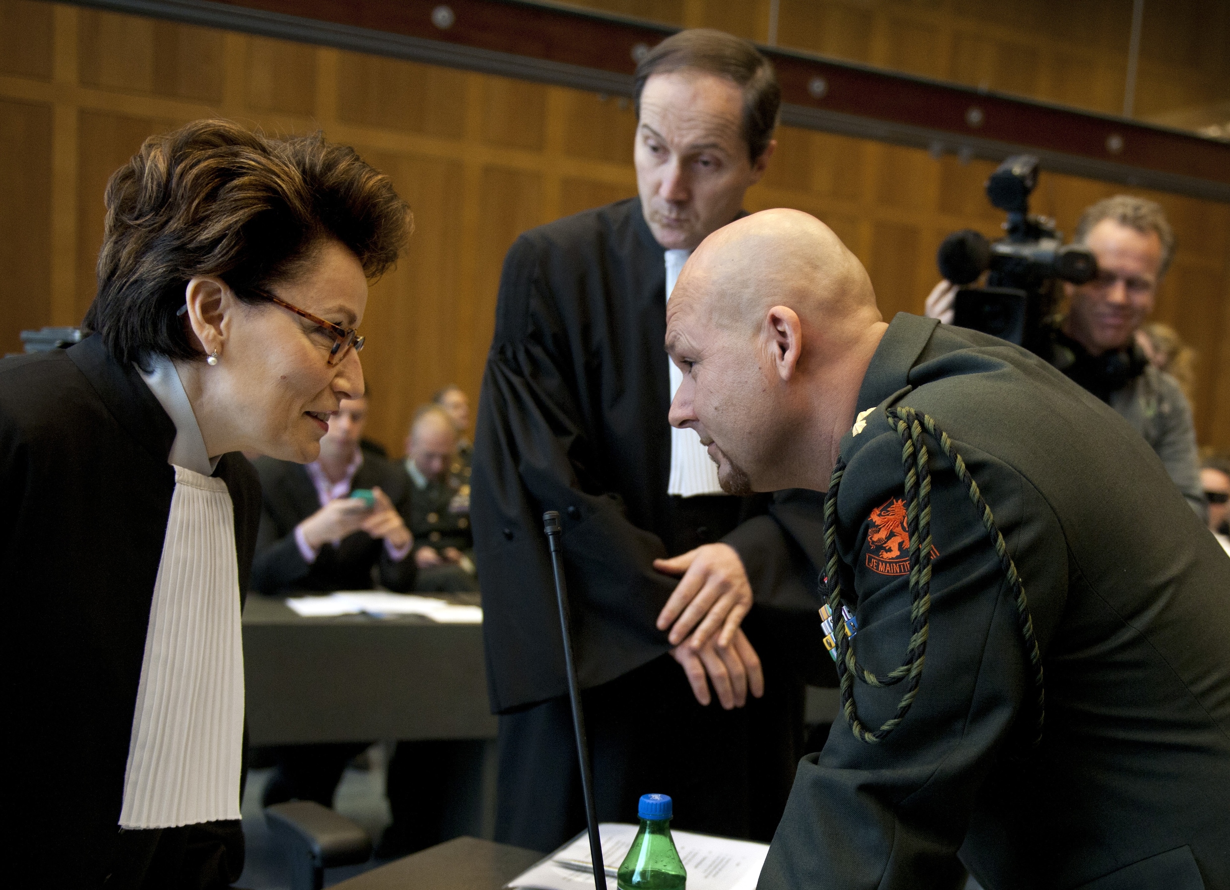 Wilders-advocaat Knoops: hoogleraar, sportman, dubbel gepromoveerd, oud ...