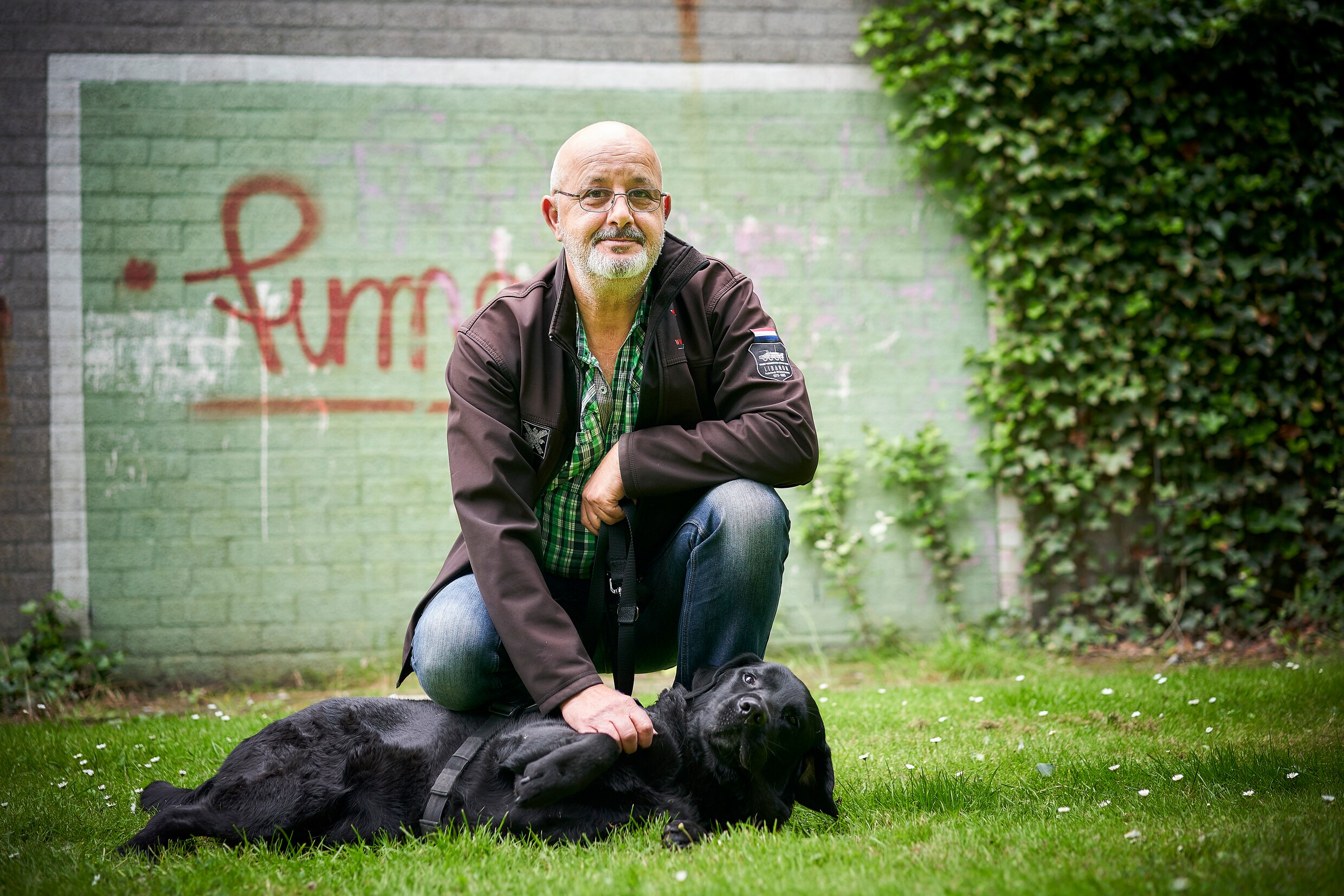 Sinds buddyhond Niels er is, kan veteraan John weer slapen | Trouw