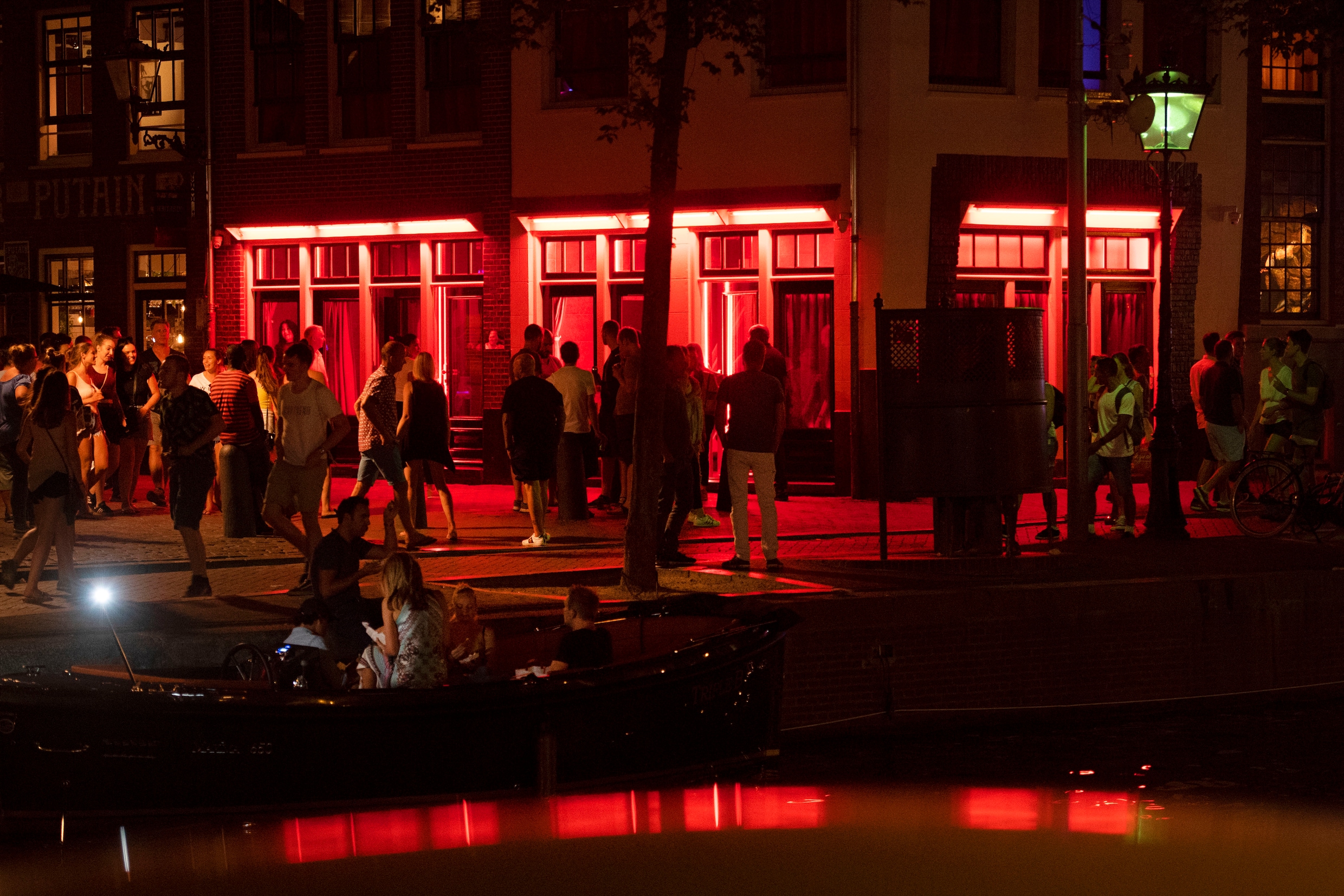 Van pretpark tot spookwijk, hoe moet het verder met de Wallen? | Trouw