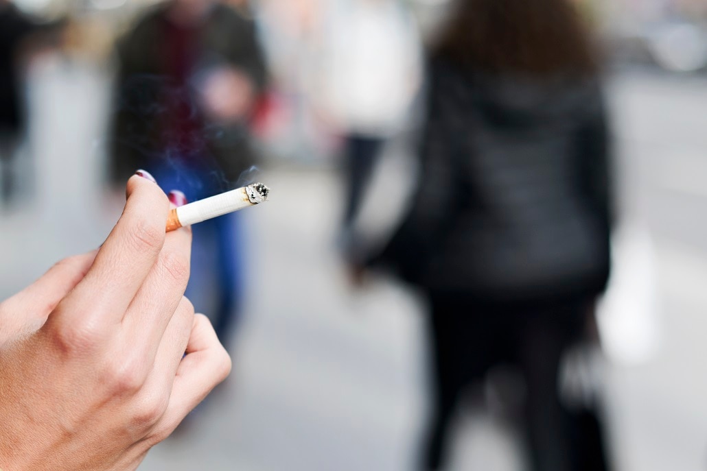 Dat beetje sigarettenrook in de buitenlucht, kom op zeg | Trouw