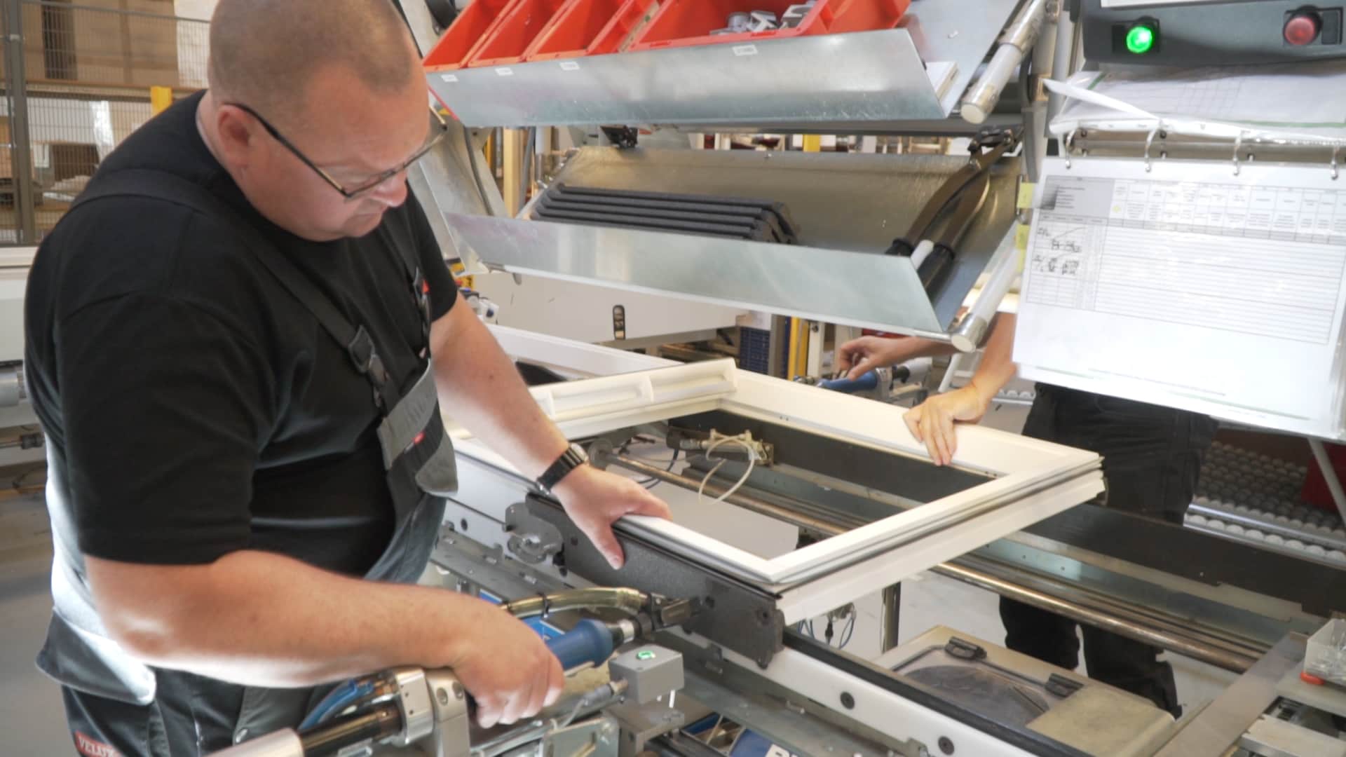 Oud hout als eerste stap naar circulaire dakramen | Trouw