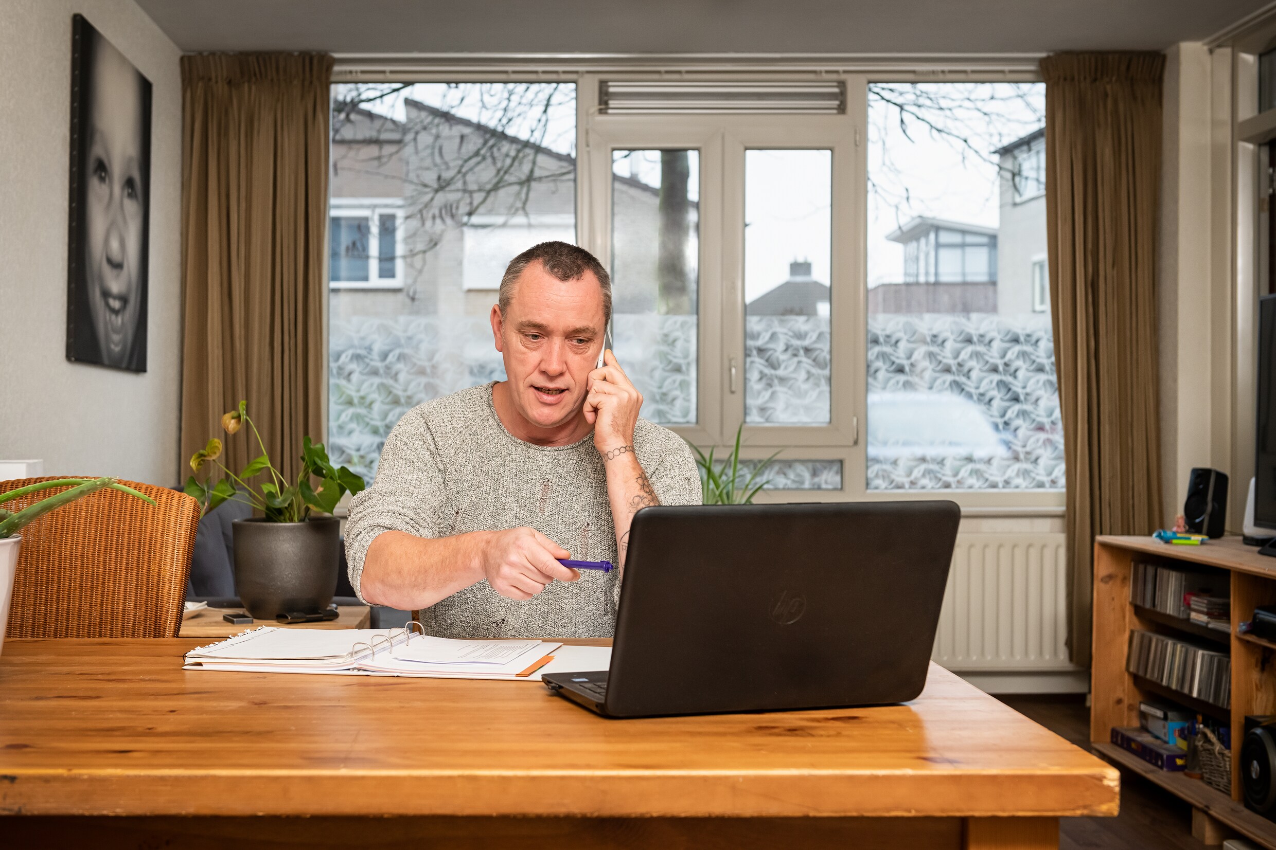 Een op de vijf mantelzorgers komt krap bij kas te zitten | Trouw