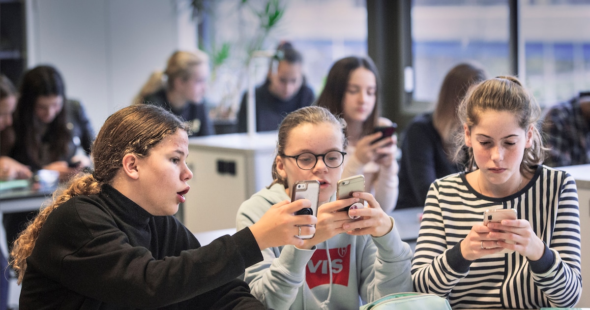Mobieltjes zijn niet meer welkom in de klas, maar van een verbod is (nog) geen sprake | Trouw