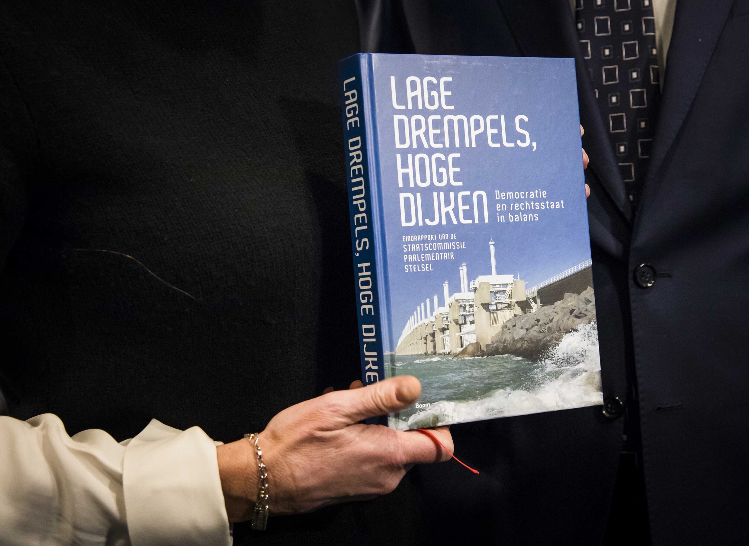 Schaf de Eerste Kamer af, die zullen we echt niet missen | Trouw