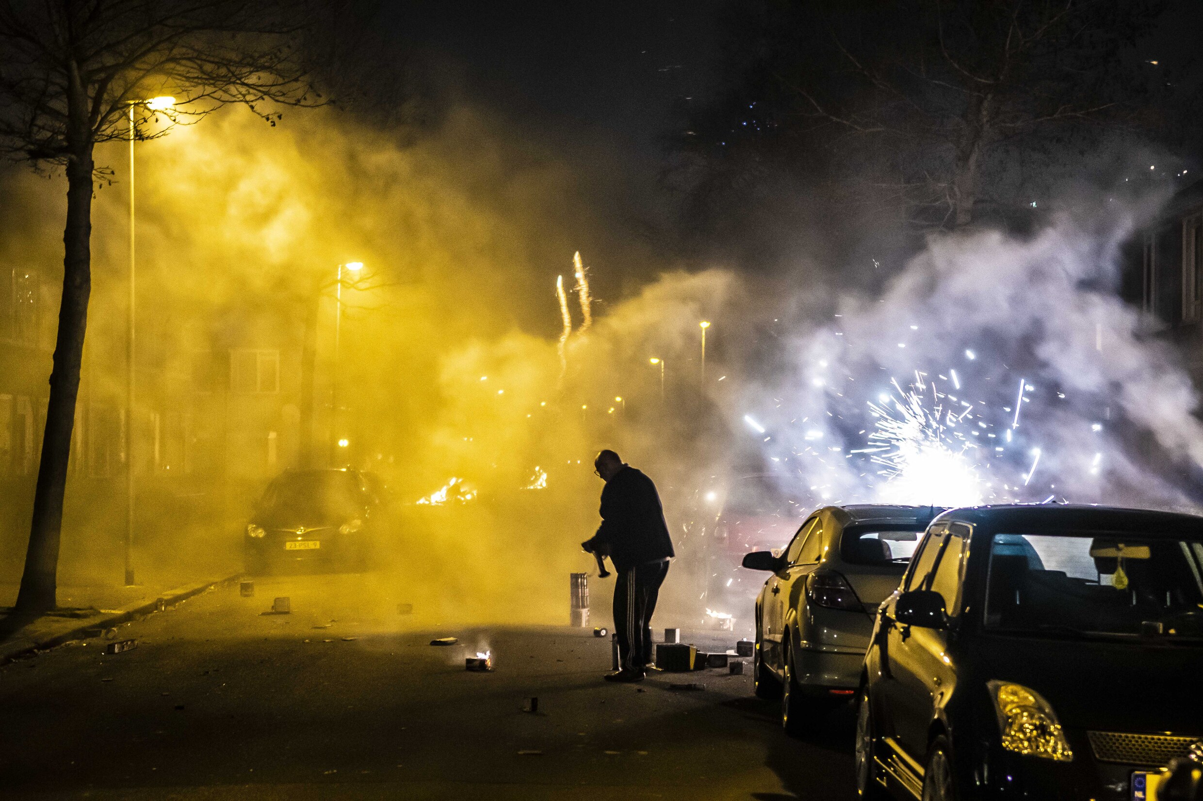 Twee vuurwerkdoden en dode bij schietpartij tijdens incidentrijke oudejaarsnacht | Trouw