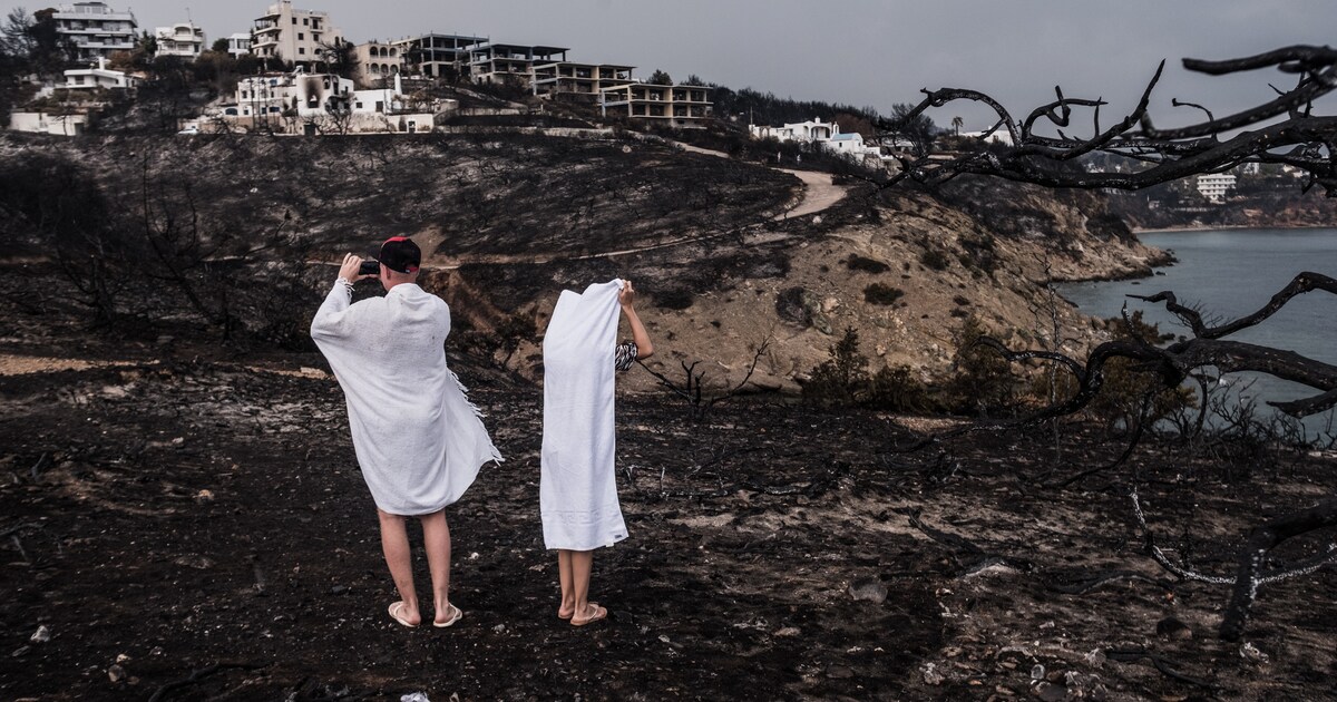 Toeristen die Rhodos door bosbrand moesten verlaten krijgen van de ...