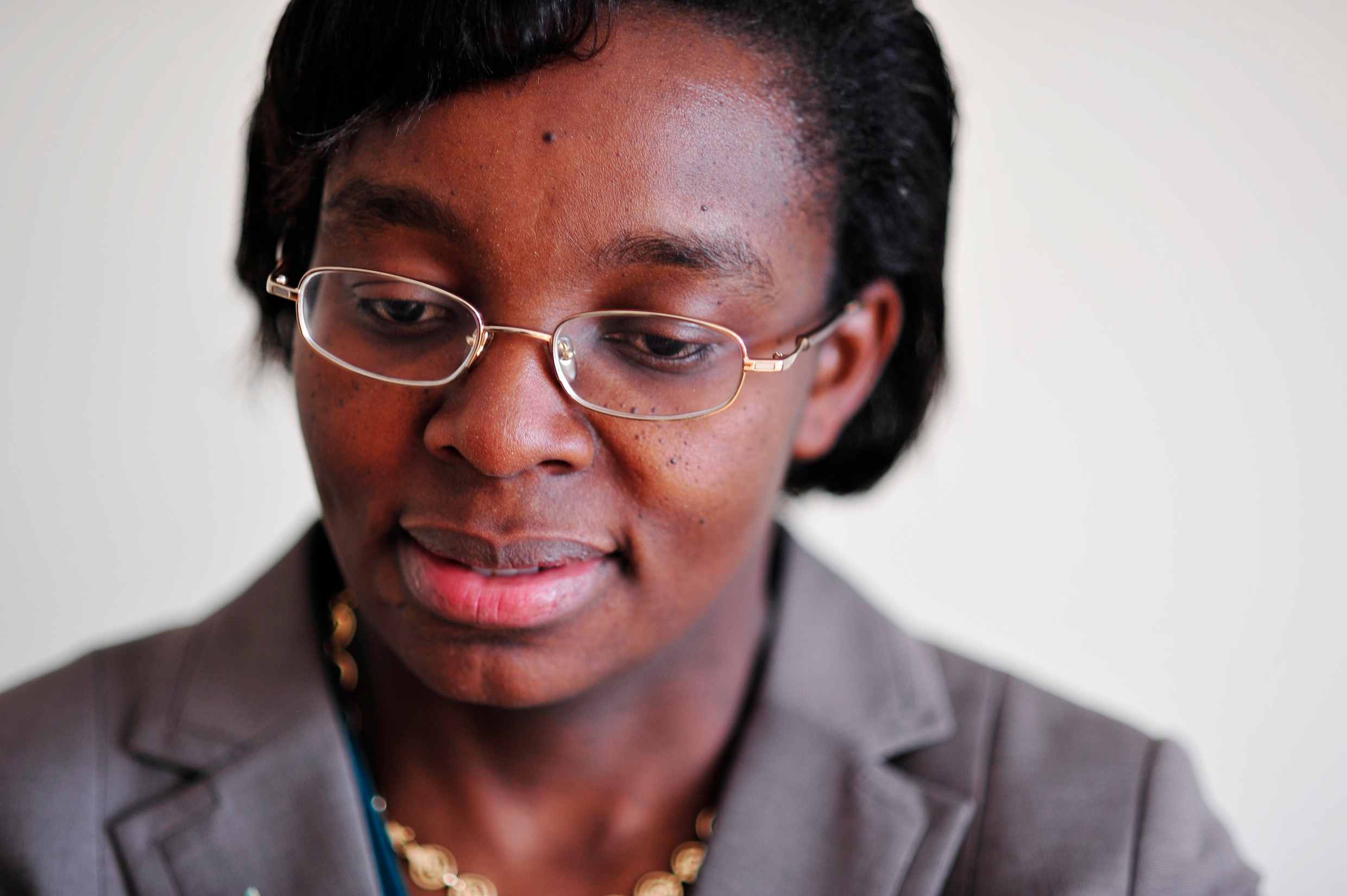 Terwijl de wielrenners over de wegen van Rwanda razen, zit ...