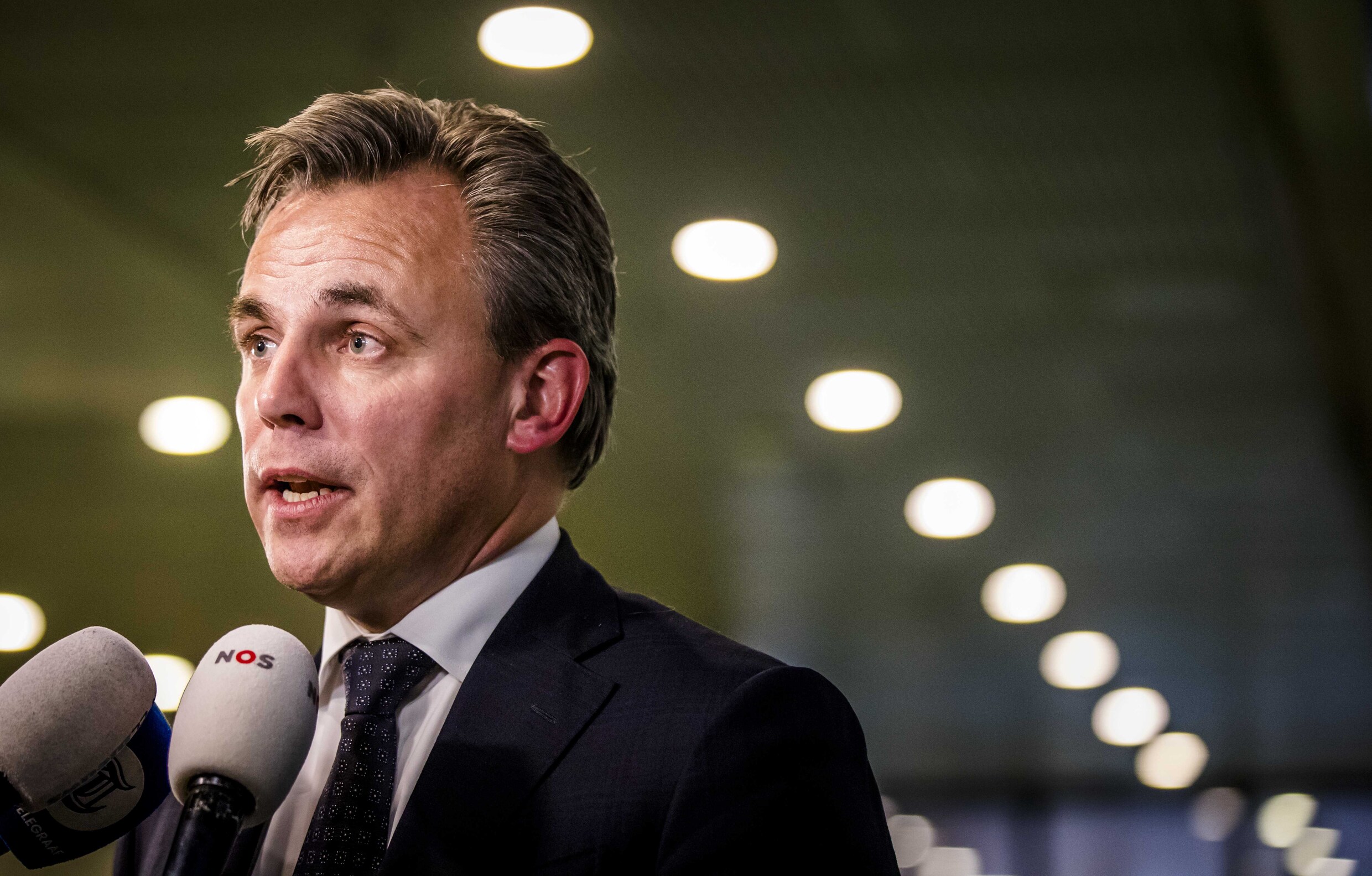 Harbers maakte zelden een uitzondering, zijn voorgangers wel | Trouw