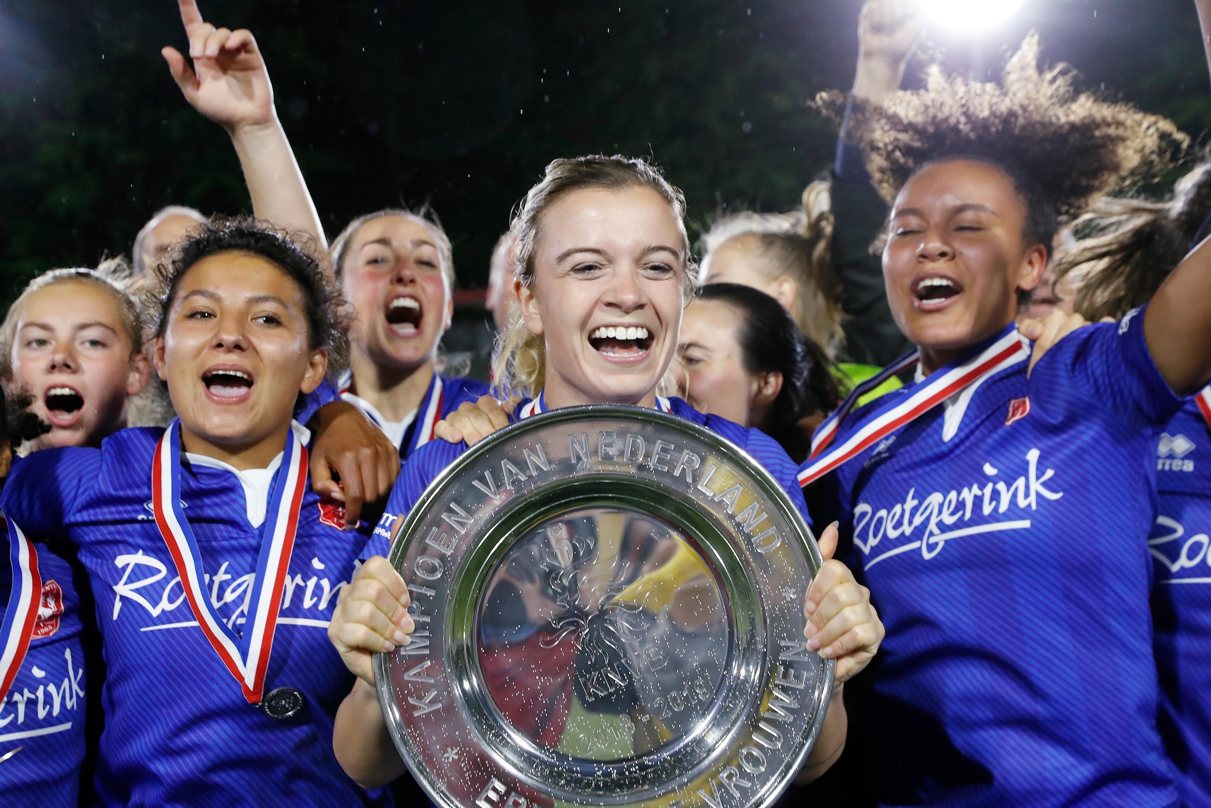 In het vrouwenvoetbal is FC Twente de luis in de pels van Ajax en PSV ...