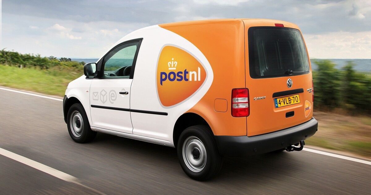 Postbode houdt berg post achter | Trouw