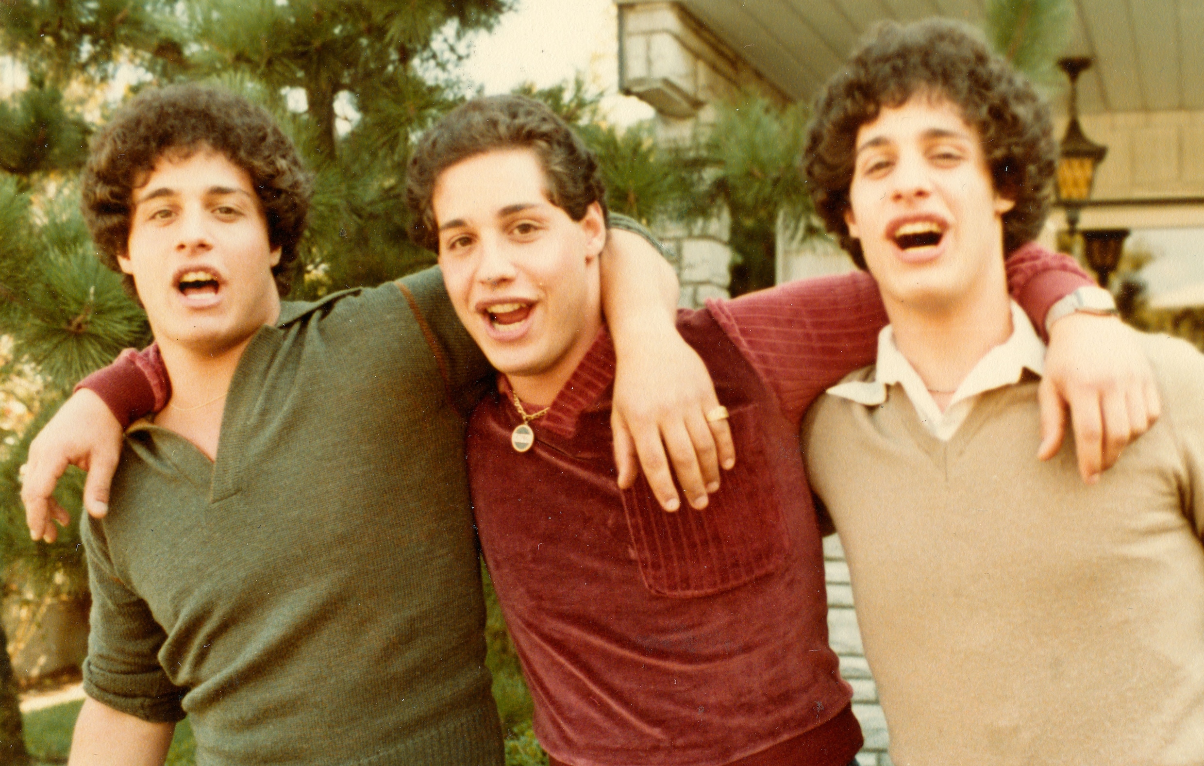 De drie broers uit ‘Three Identical Strangers’ werden als experiment ...