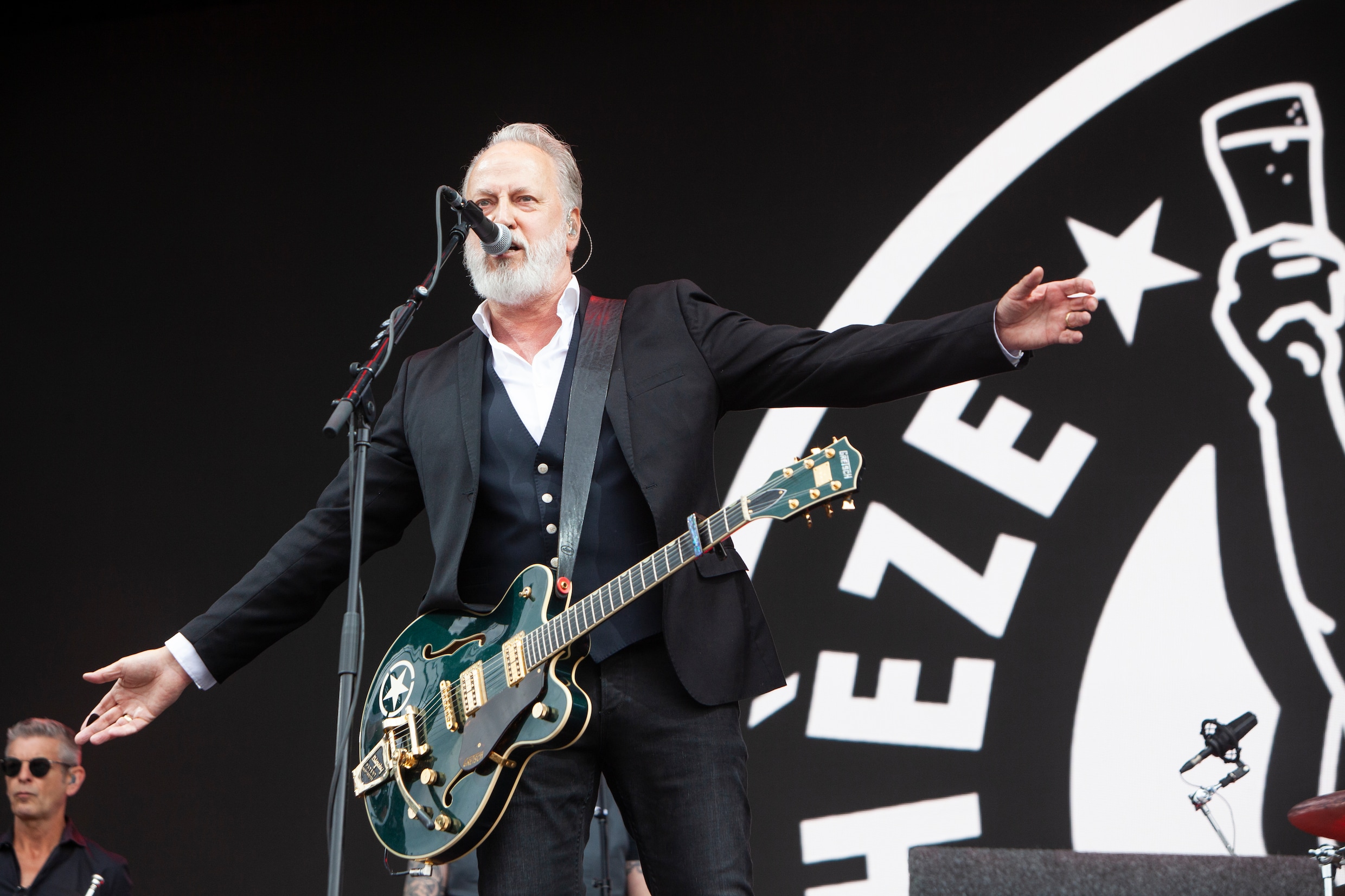 Dankzij een blauw veertje schreef Jack Poels van Rowwen Hèze na 35 jaar ...