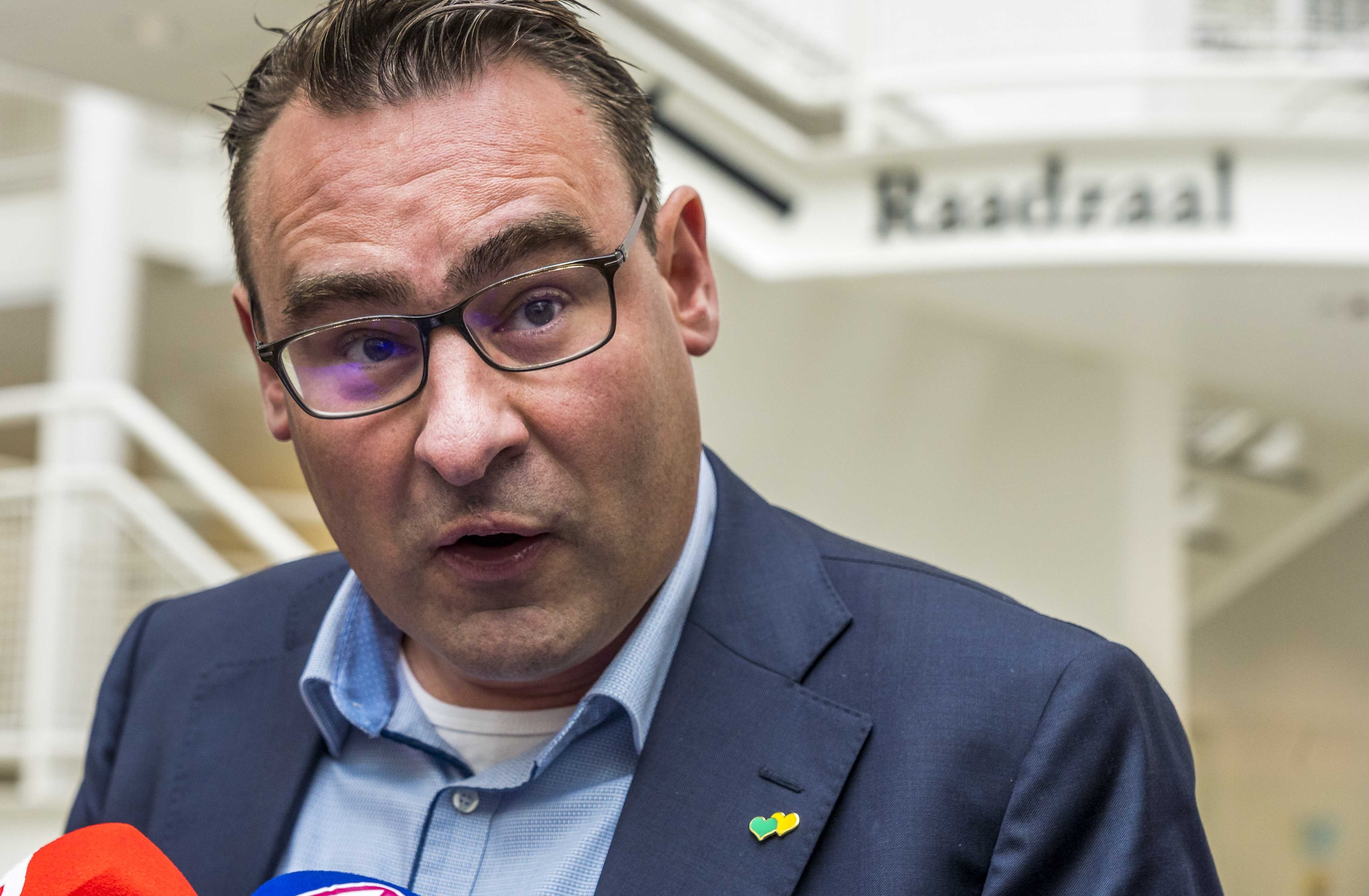 Beschuldigd en gevallen, maar Richard de Mos gaat door. ‘Als ik nu stop ...