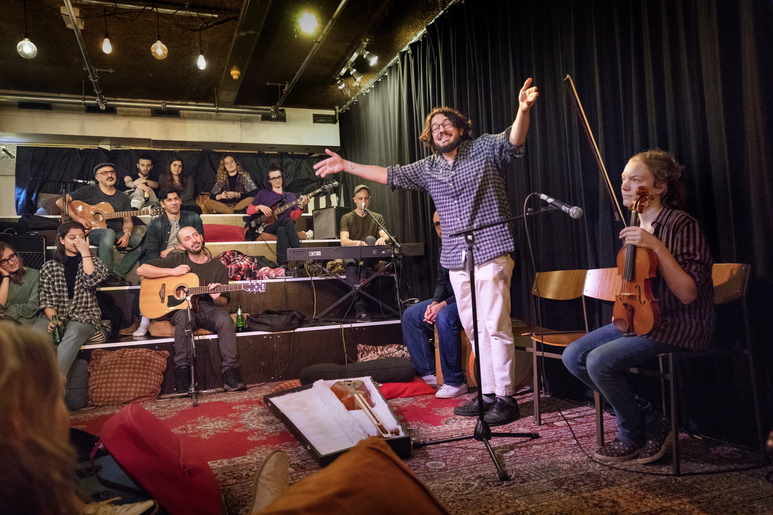 Mezrab vertelt de verhalen achter Van Goghs bekende schilderijen | Trouw