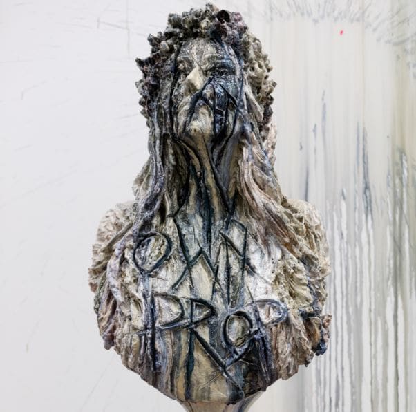 Kunstenaar Anne Wenzel verminkt haar eigen beelden | Trouw