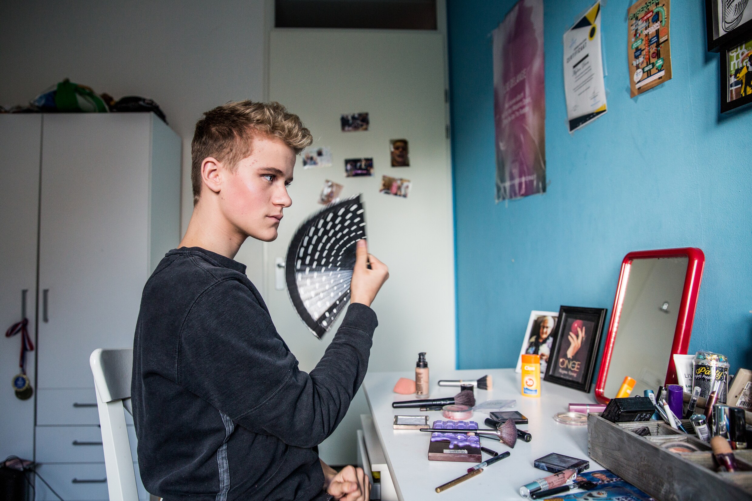 Lefgozers Mats, Robin en Mylan gaan gewoon met make-up naar school | Trouw