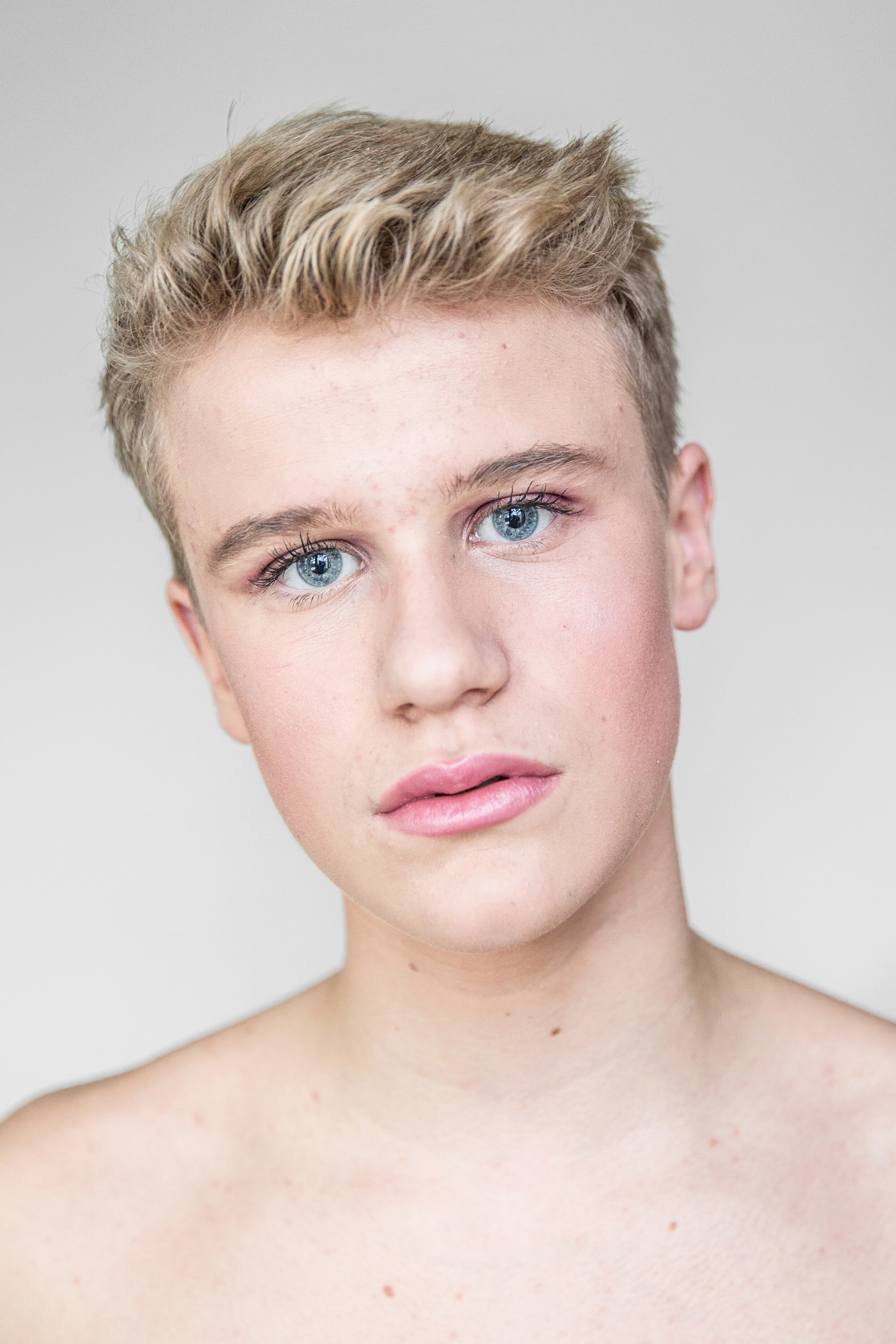 Lefgozers Mats, Robin en Mylan gaan gewoon met make-up naar school | Trouw