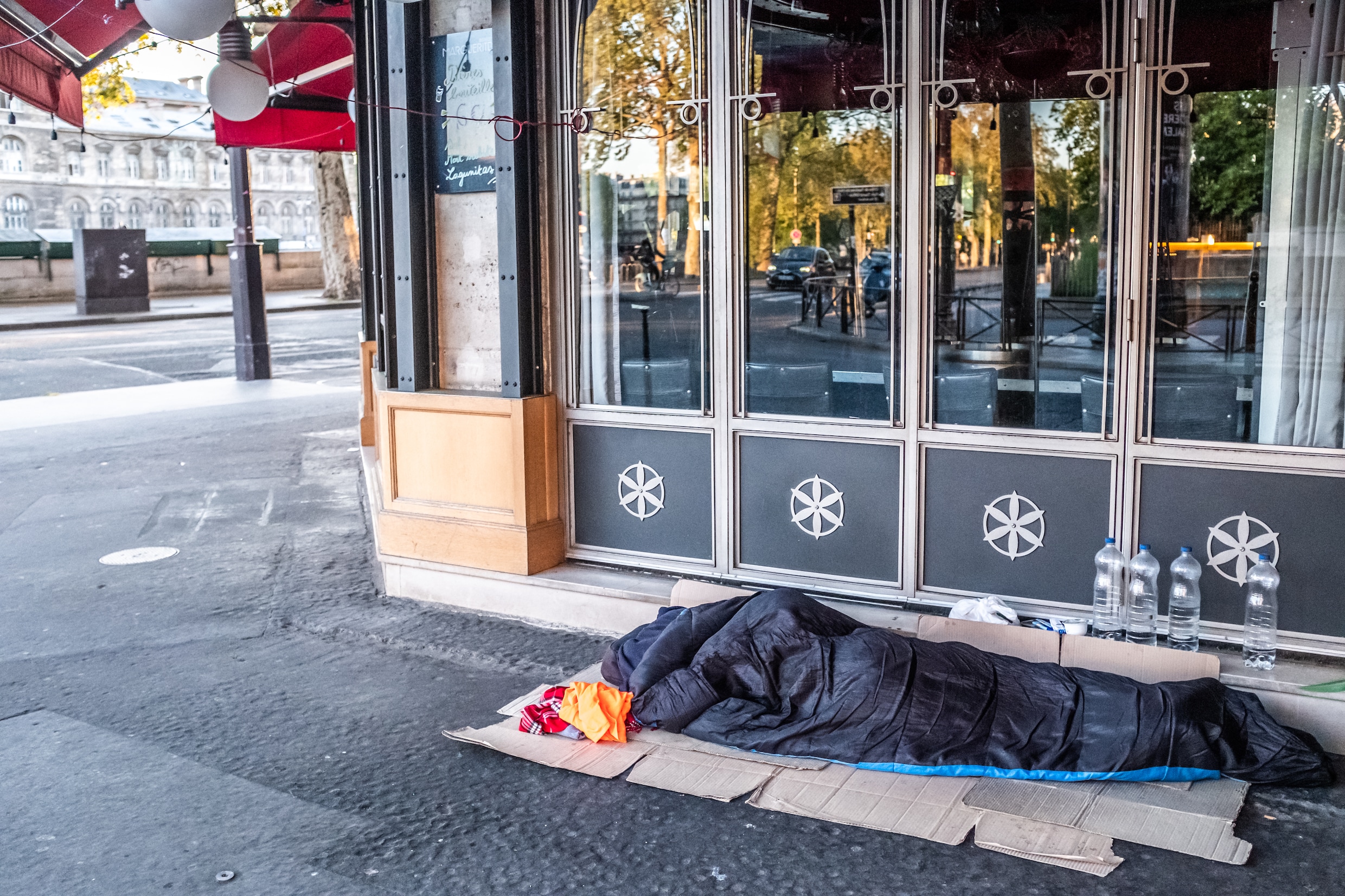 Duizenden daklozen worden uit Parijs verjaagd om de stad ‘schoon te ...