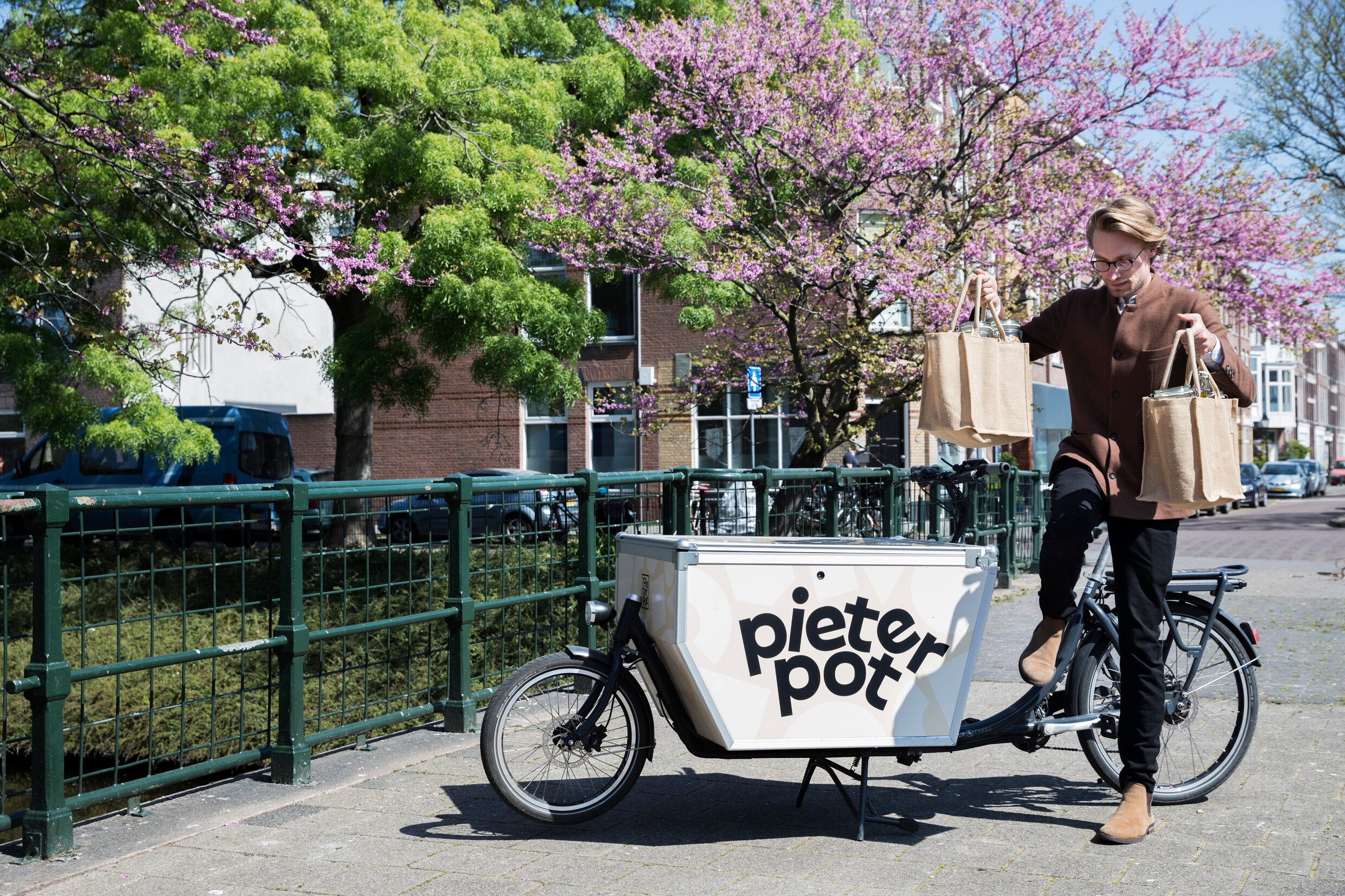 Pieter Pot bezorgt boodschappen in herbruikbaar glas en gaat als een ...