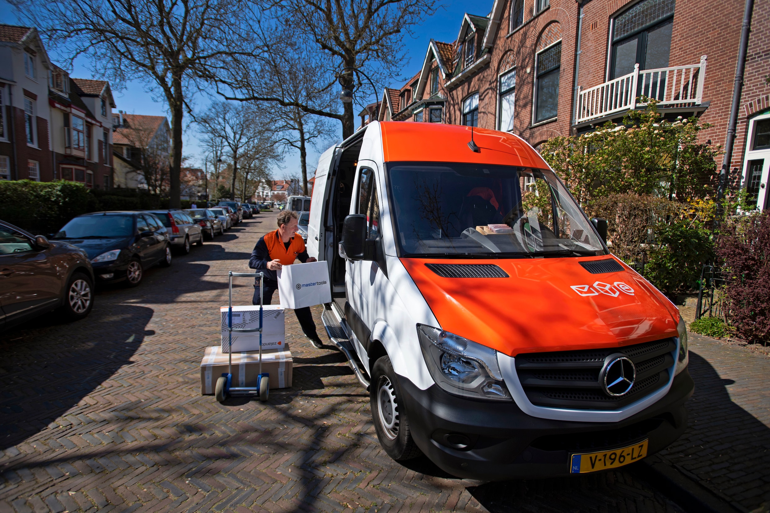 Pakketbezorgers in Rotterdam geven voortaan een seintje als ze ...
