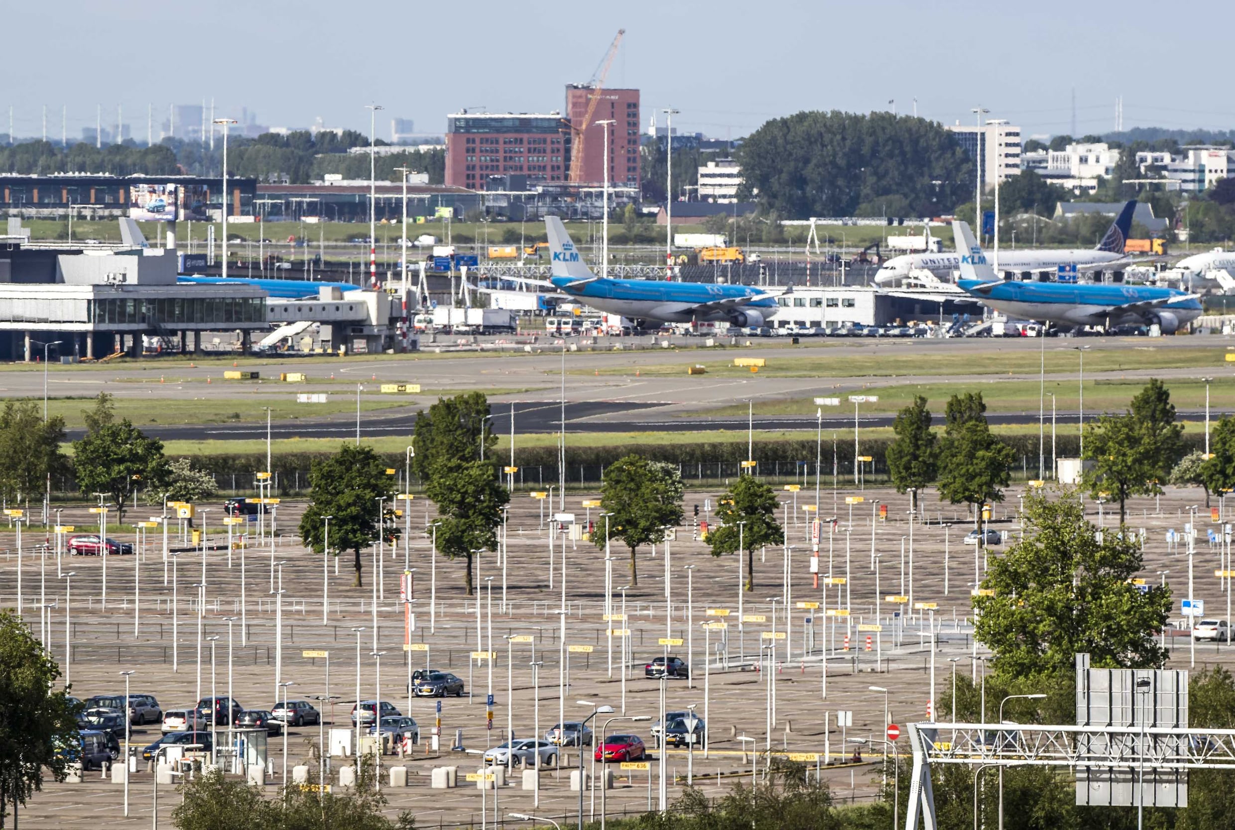 Schiphol schrijft dieprode cijfers door crisis en schrapt banen | Trouw