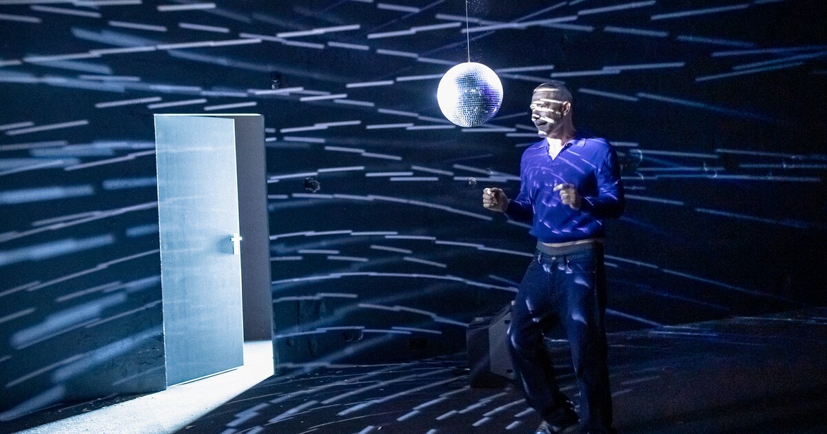 Hans Kesting raakt in zijn eentje het publiek meedogenloos met monoloog ...