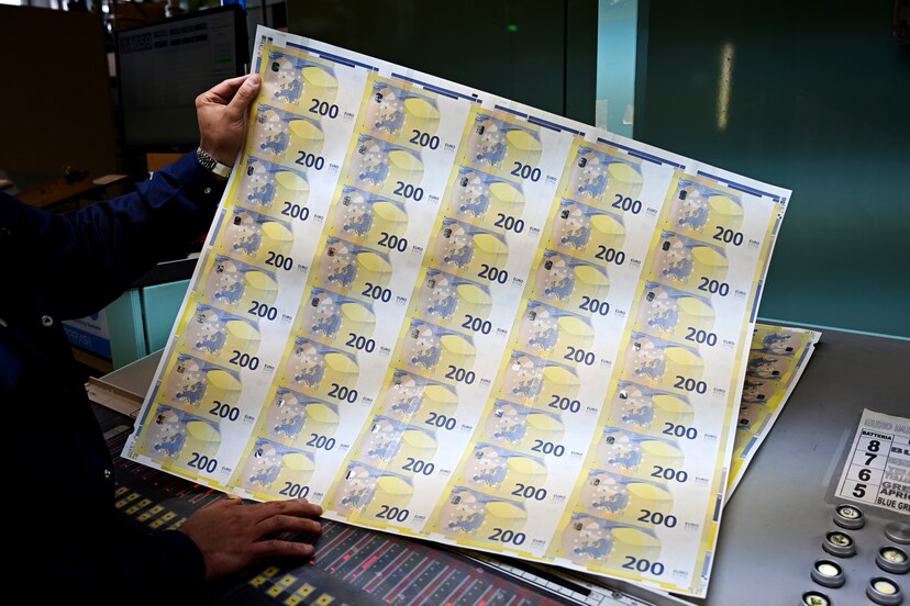 De geldpers van de ECB draait overuren. Hoe gevaarlijk is al dat ...