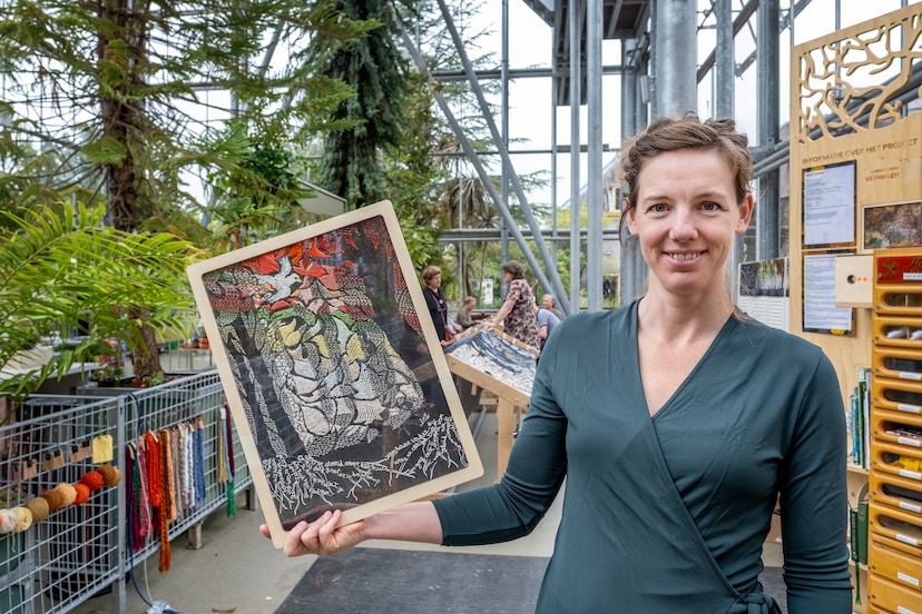 Sara Vrugt (38) borduurt een bos van 4 meter hoog en 50 kilometer garen ...