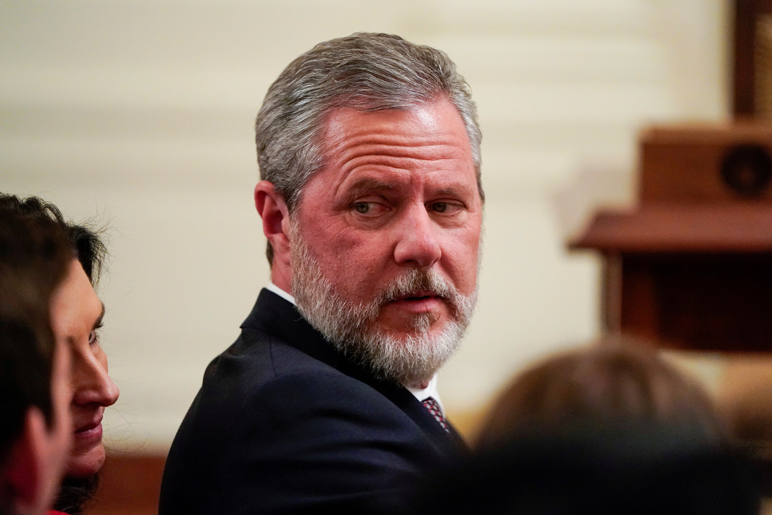 Seksschandaal brengt Trumps grootste evangelicale vrienden in het nauw ...