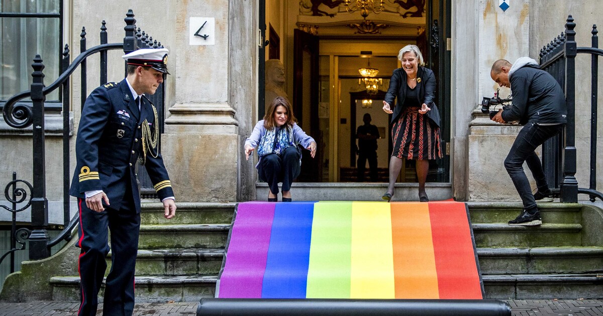 Regenboogvlaggen wapperen in heel Nederland | Trouw
