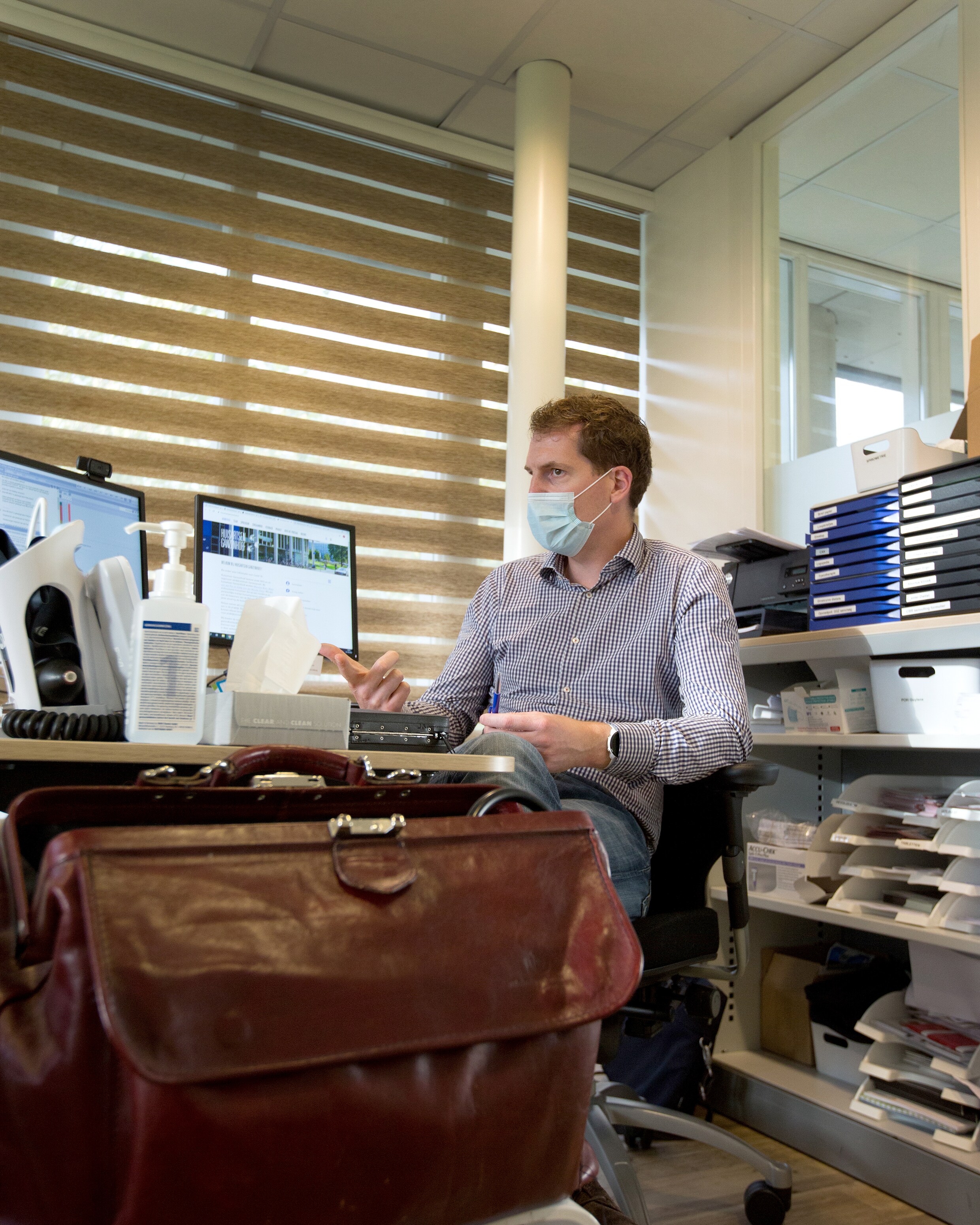 Geen ‘brasa’ in de Bijlmer: waarom slaat corona hier zo hard toe? | Trouw