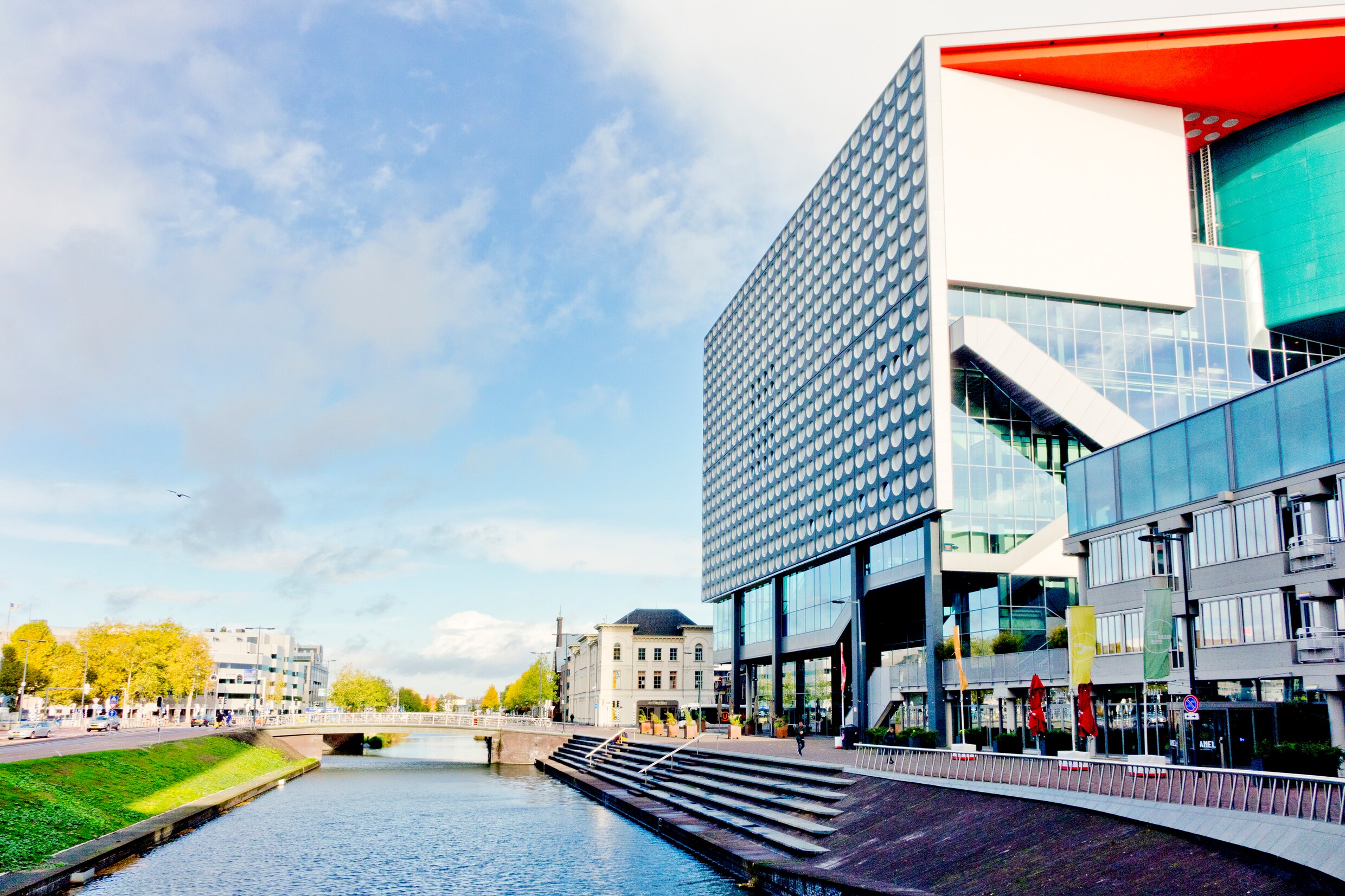 Langs de herstelde Utrechtse singel passeert de slenteraar een ...
