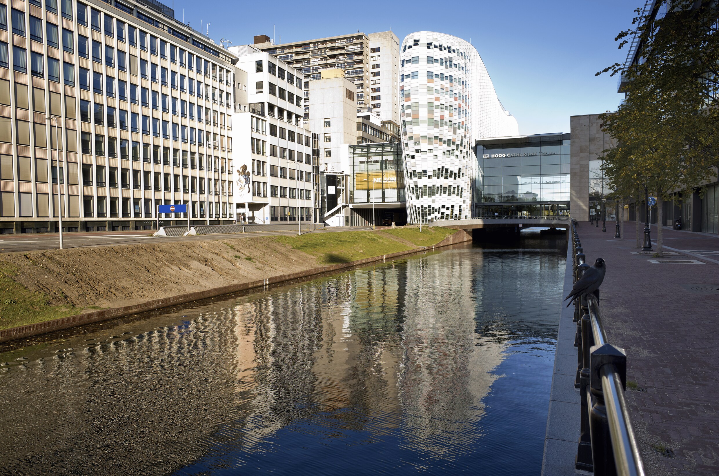 Langs de herstelde Utrechtse singel passeert de slenteraar een ...