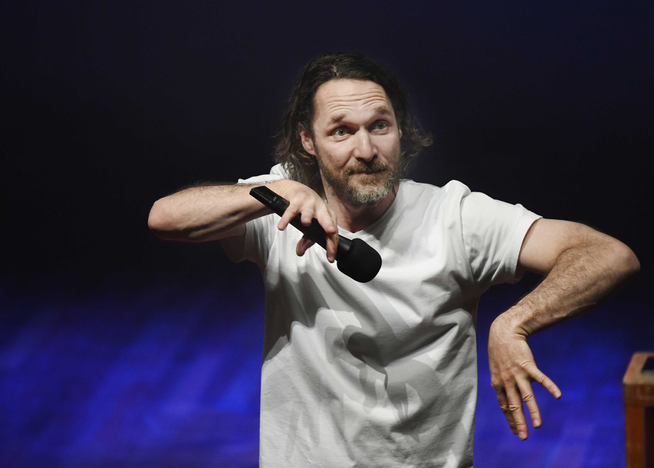 Javier Guzman weet maar af en toe boven de clichés uit te stijgen in zijn oudejaarsconference ...