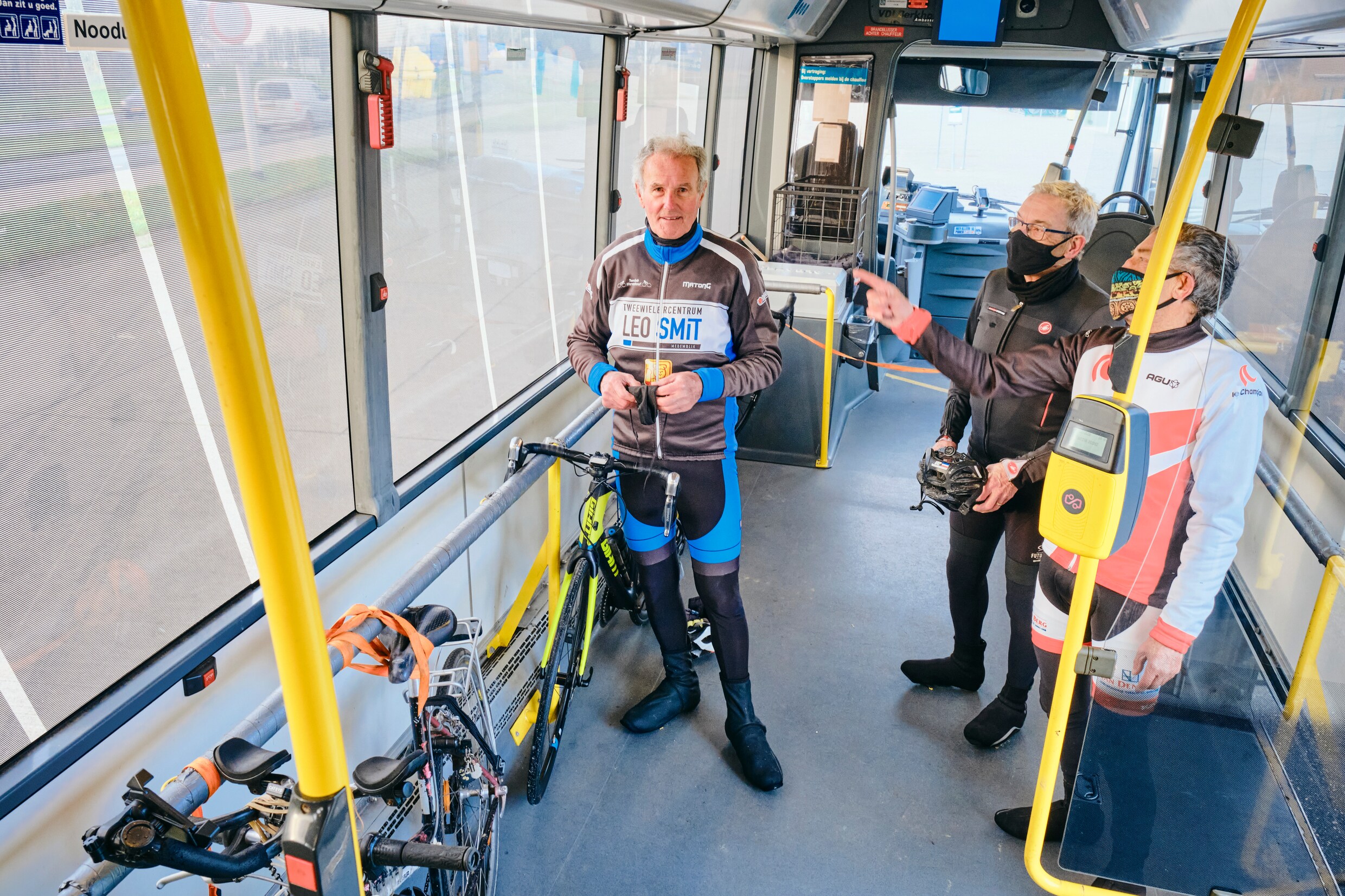 Dirk (77) moet zijn ‘rondje IJsselmeer’ nu afleggen met de fietsbus. ‘Heropen de Afsluitdijk ...