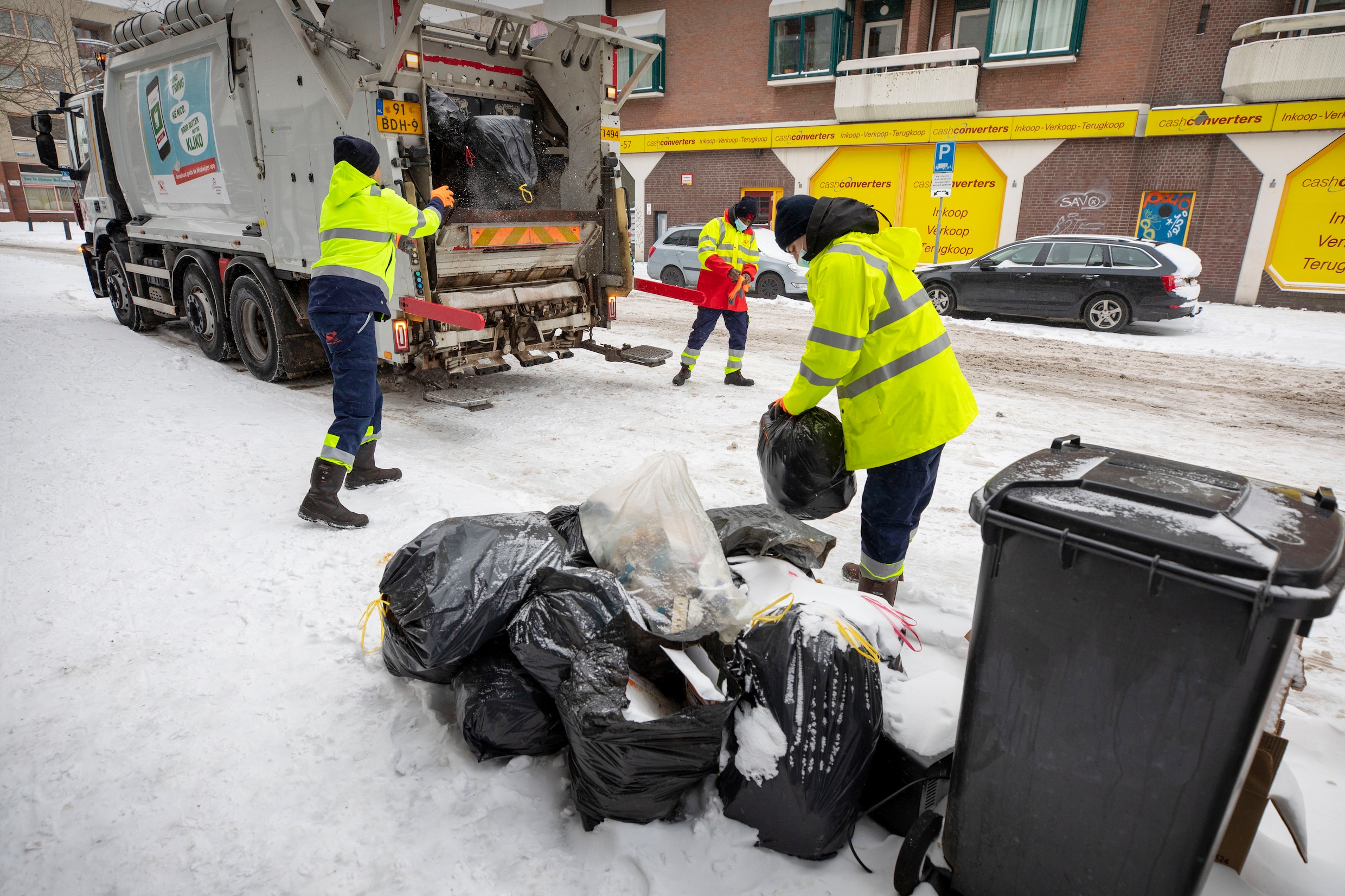 Werken in winterweer: ‘Als ik met mijn vuilniswagen tegen die auto tik ...
