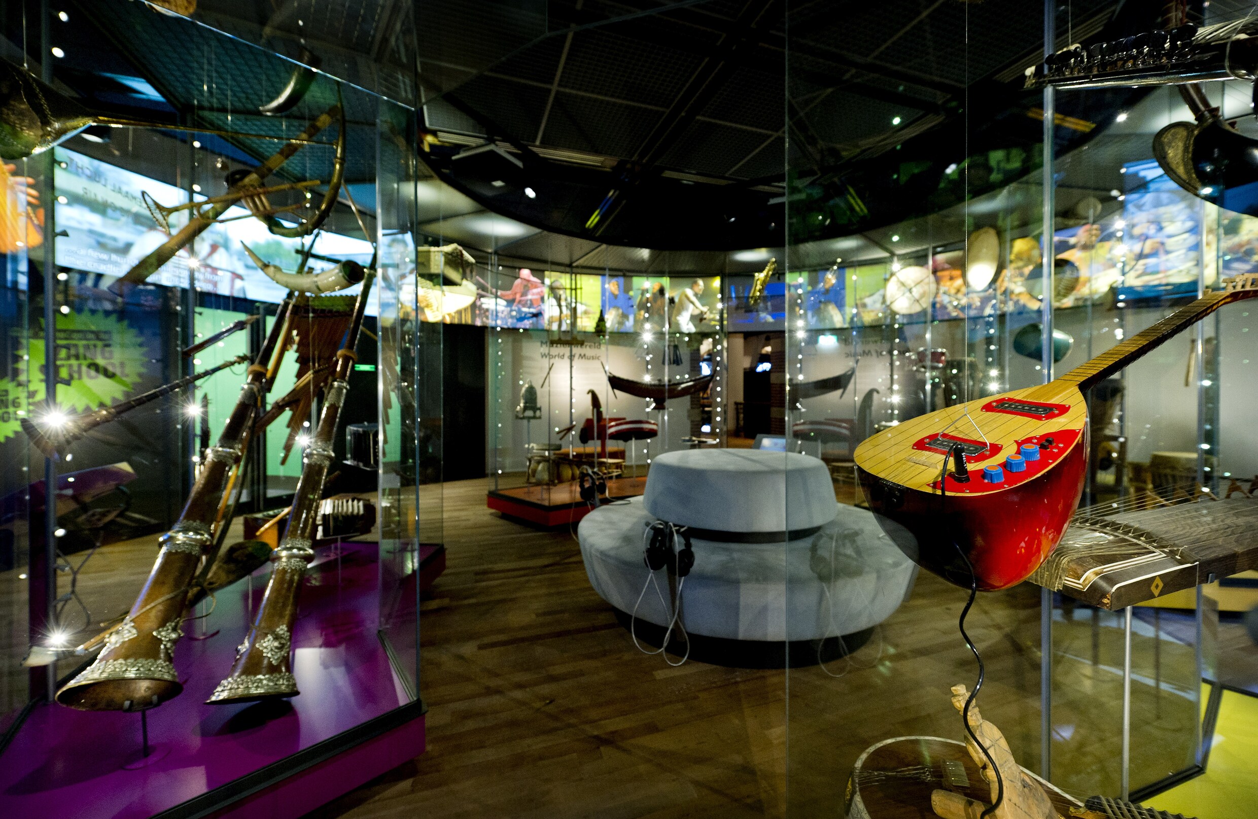 Honderden omarmen Amsterdams Tropenmuseum | Trouw