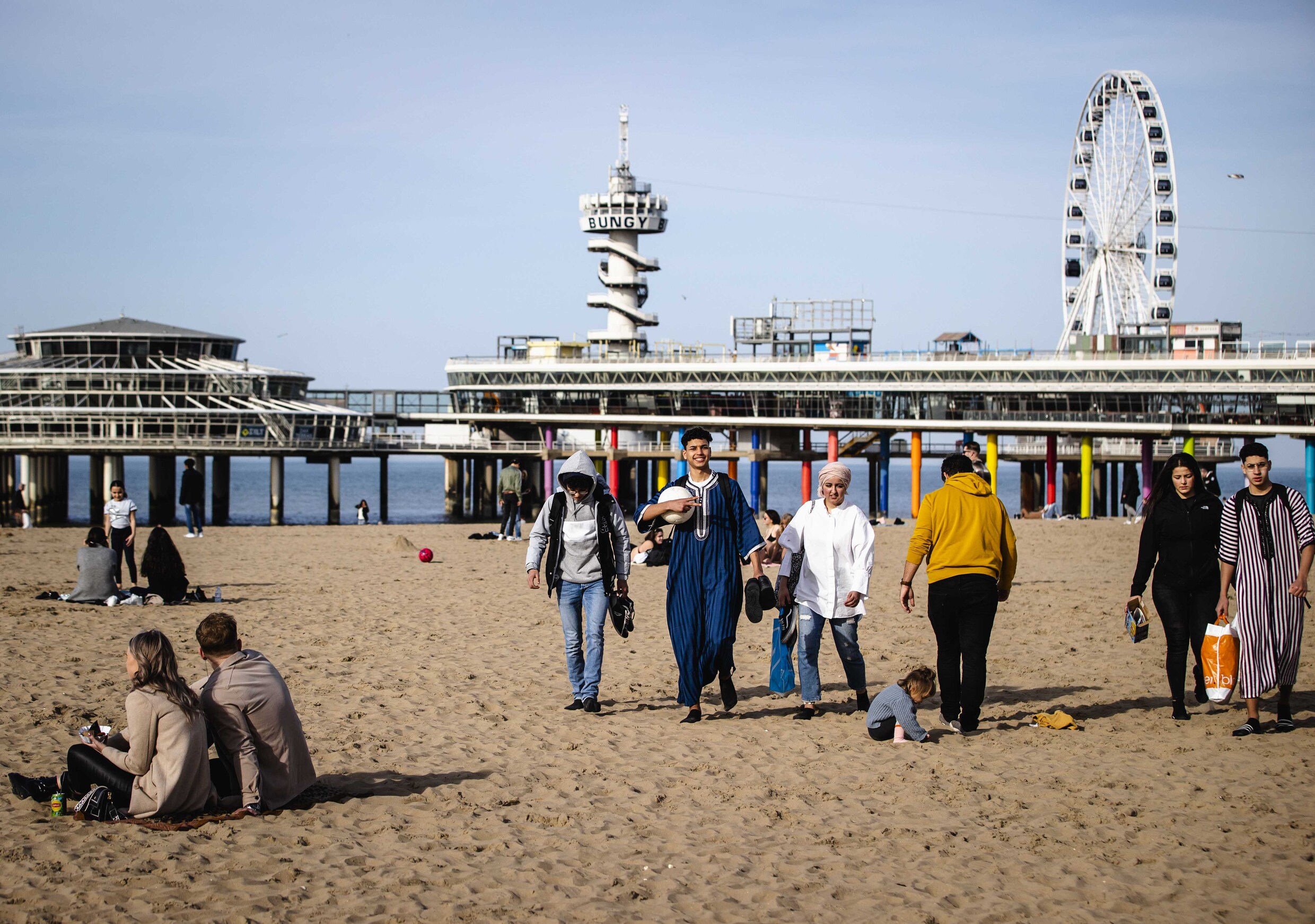 Weer lentedrukte op stranden en in bossen, parkeerplekken overvol | Trouw