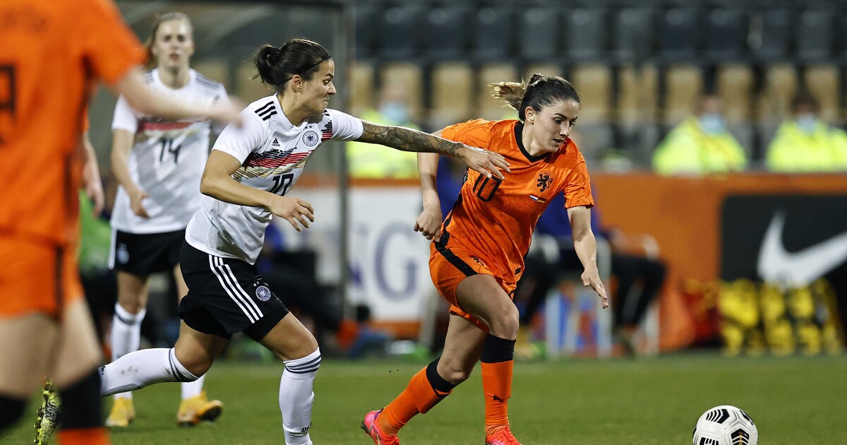 Na 21 jaar winnen de Nederlandse voetbalvrouwen weer eens van Duitsland ...