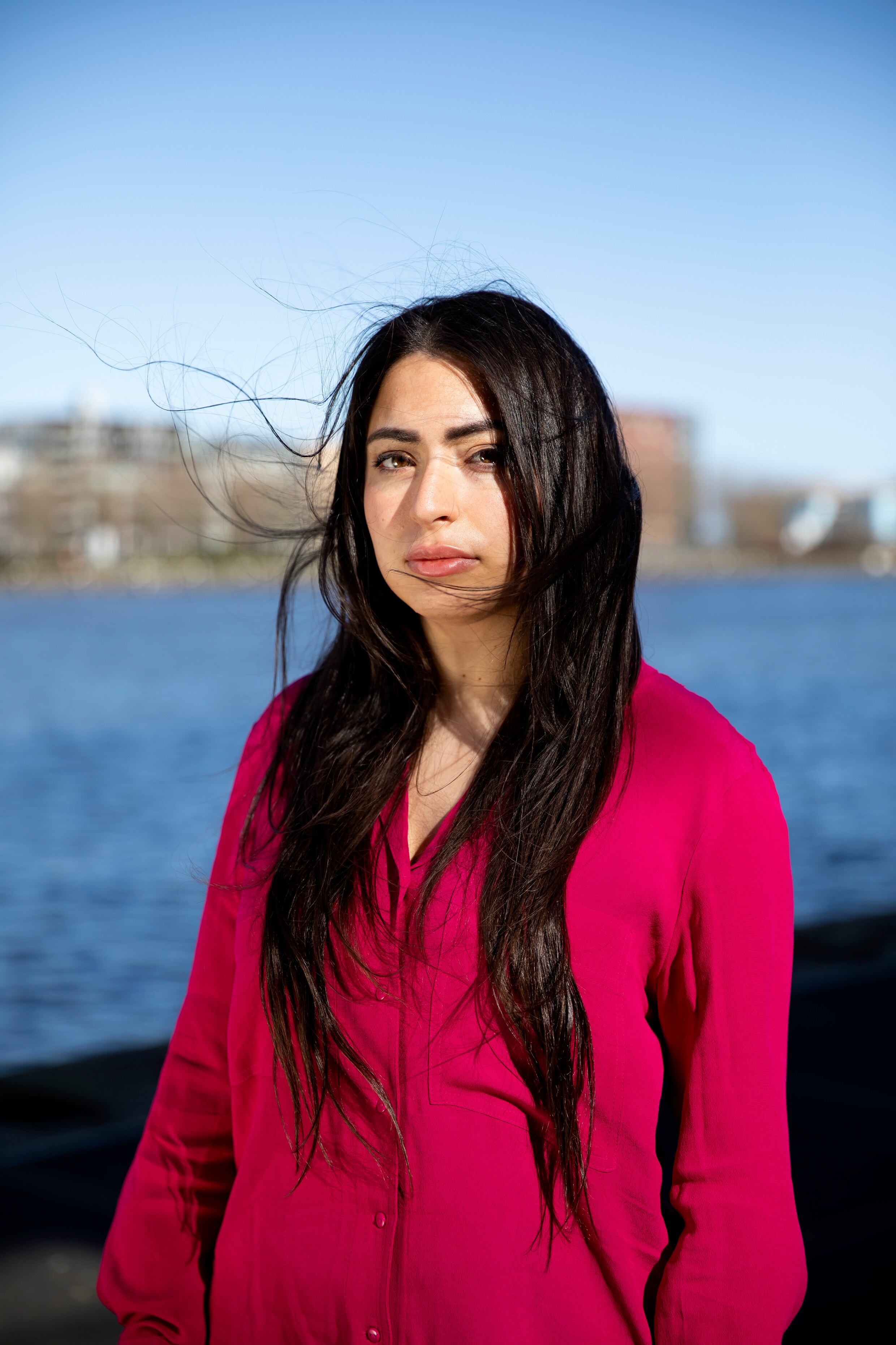 Vijf grotendeels dezelfde foto’s in dezelfde krant, dat moet de lezer ...