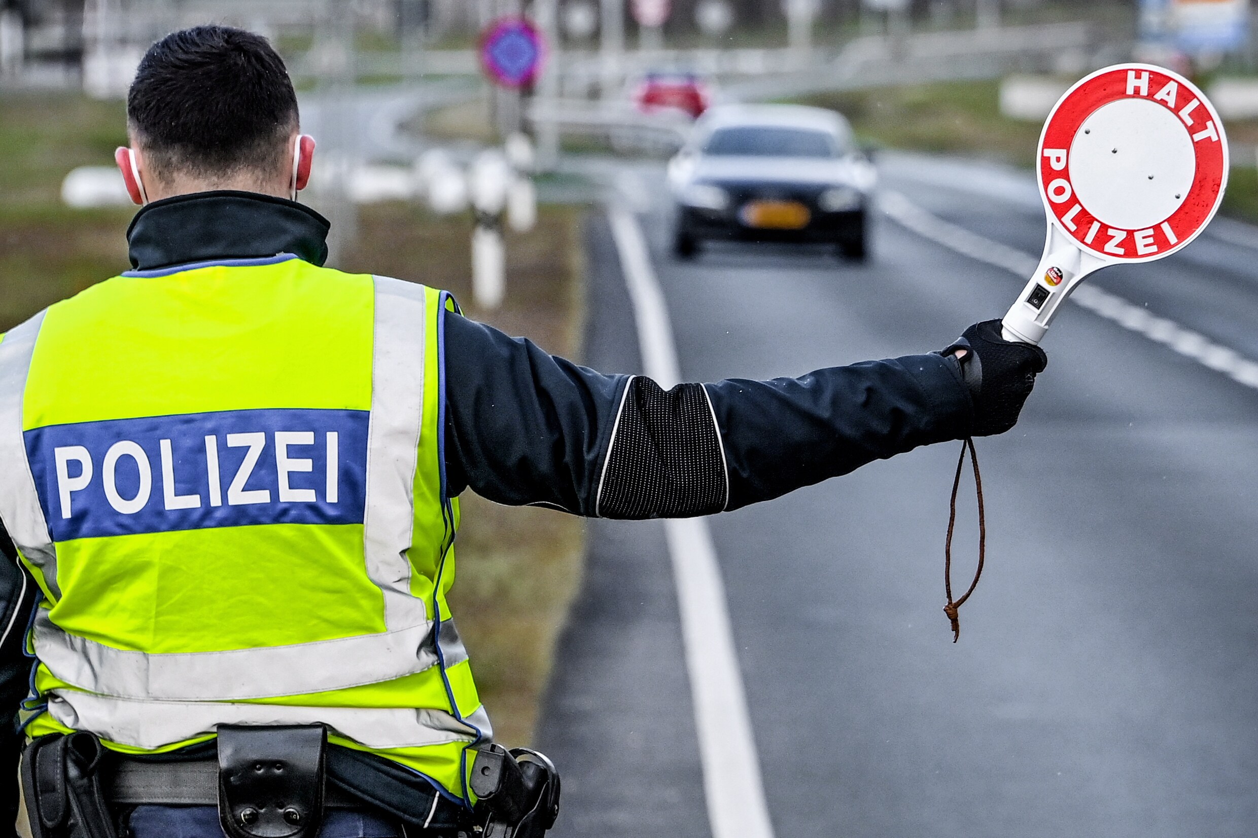 Maandag drukte verwacht op wegen bij de grens om Duitse controles | Trouw